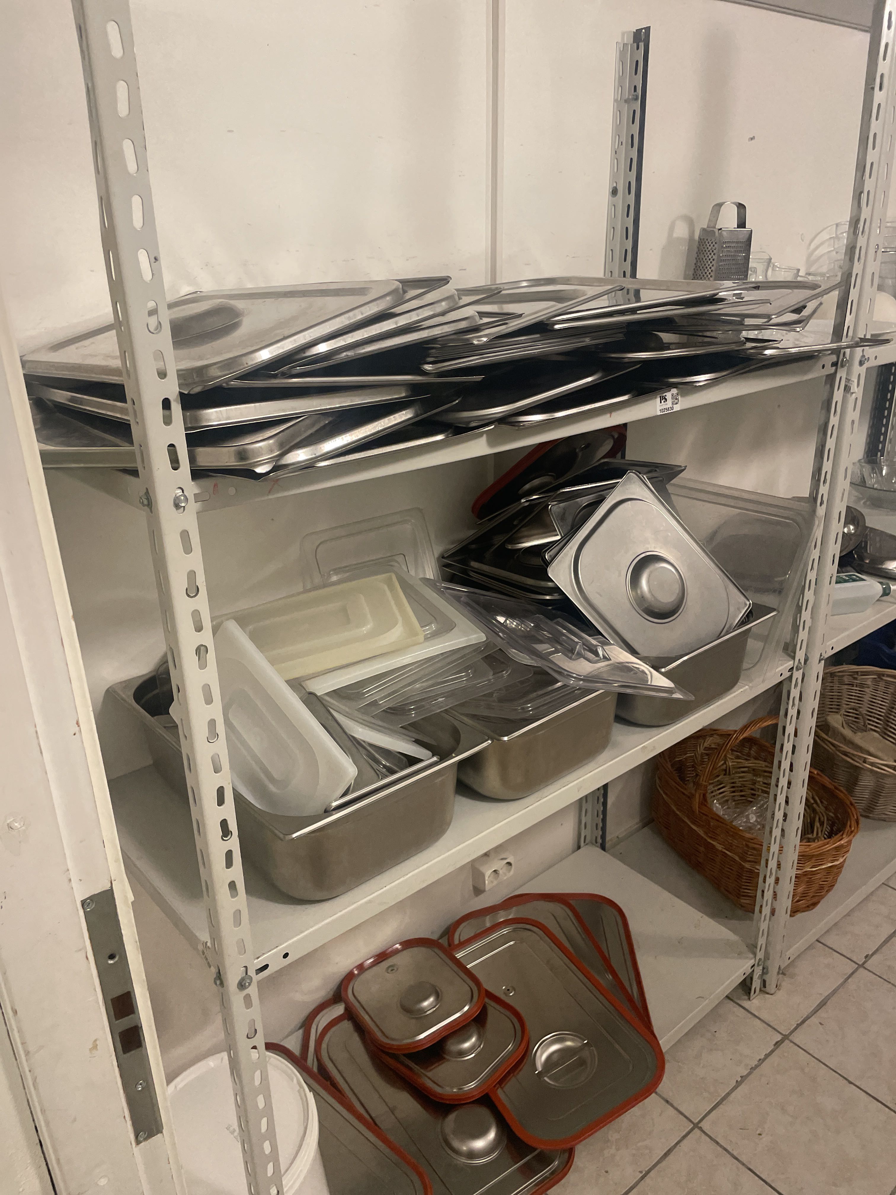 Rostfria hyllor, 3 stycken med diverse innehåll - Auktioner online ...