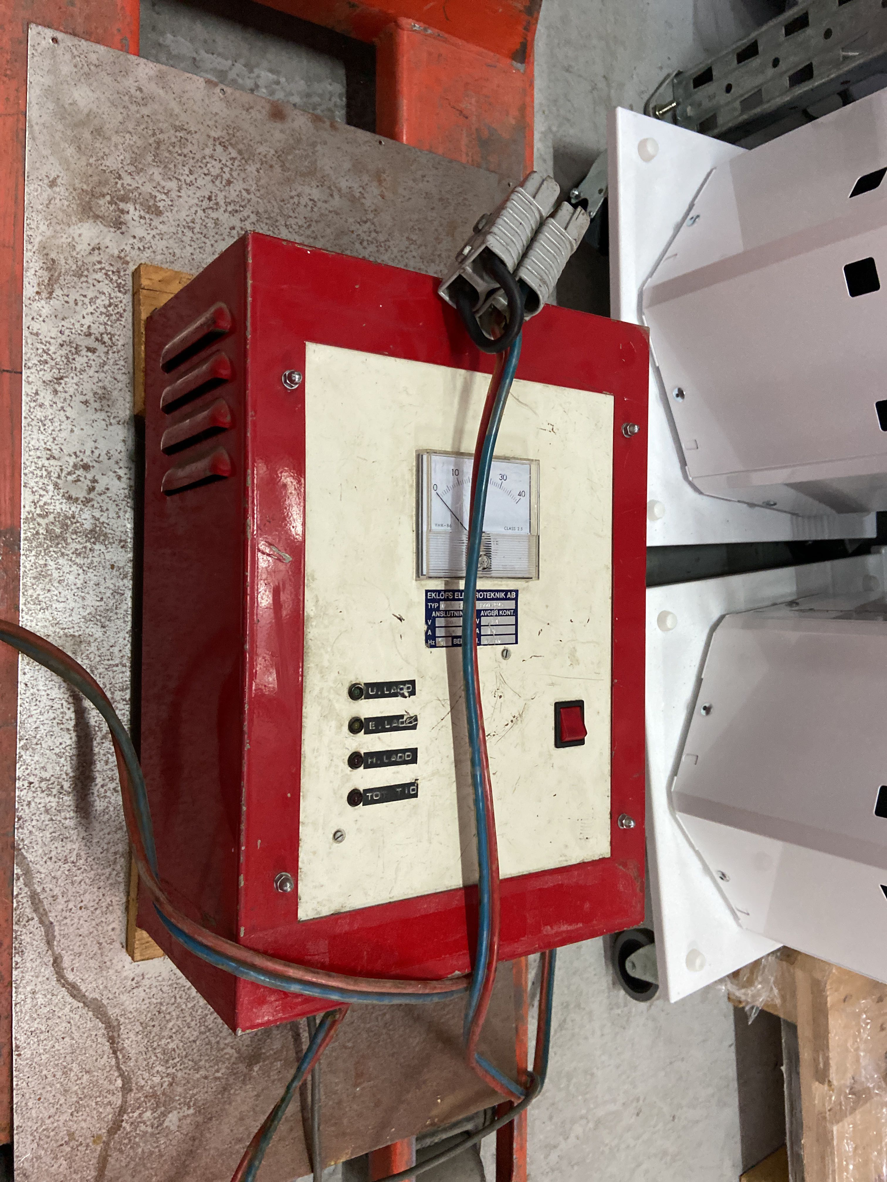 Stand stacker ABEKO with charger - PS Auction - We value the future ...