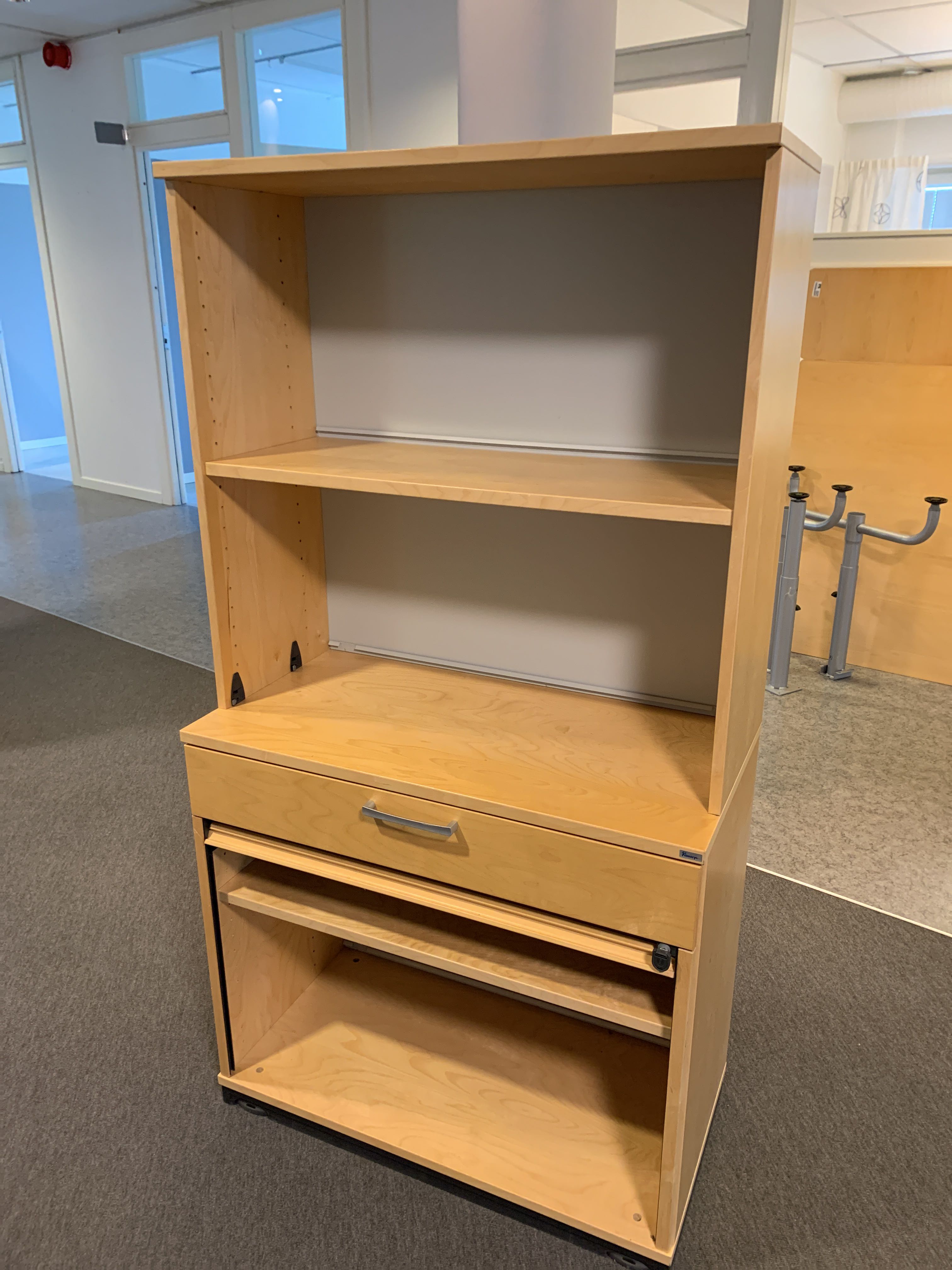 Desk Edsbyn, bookshelf Kinnarps - PS Auction - We value the future ...