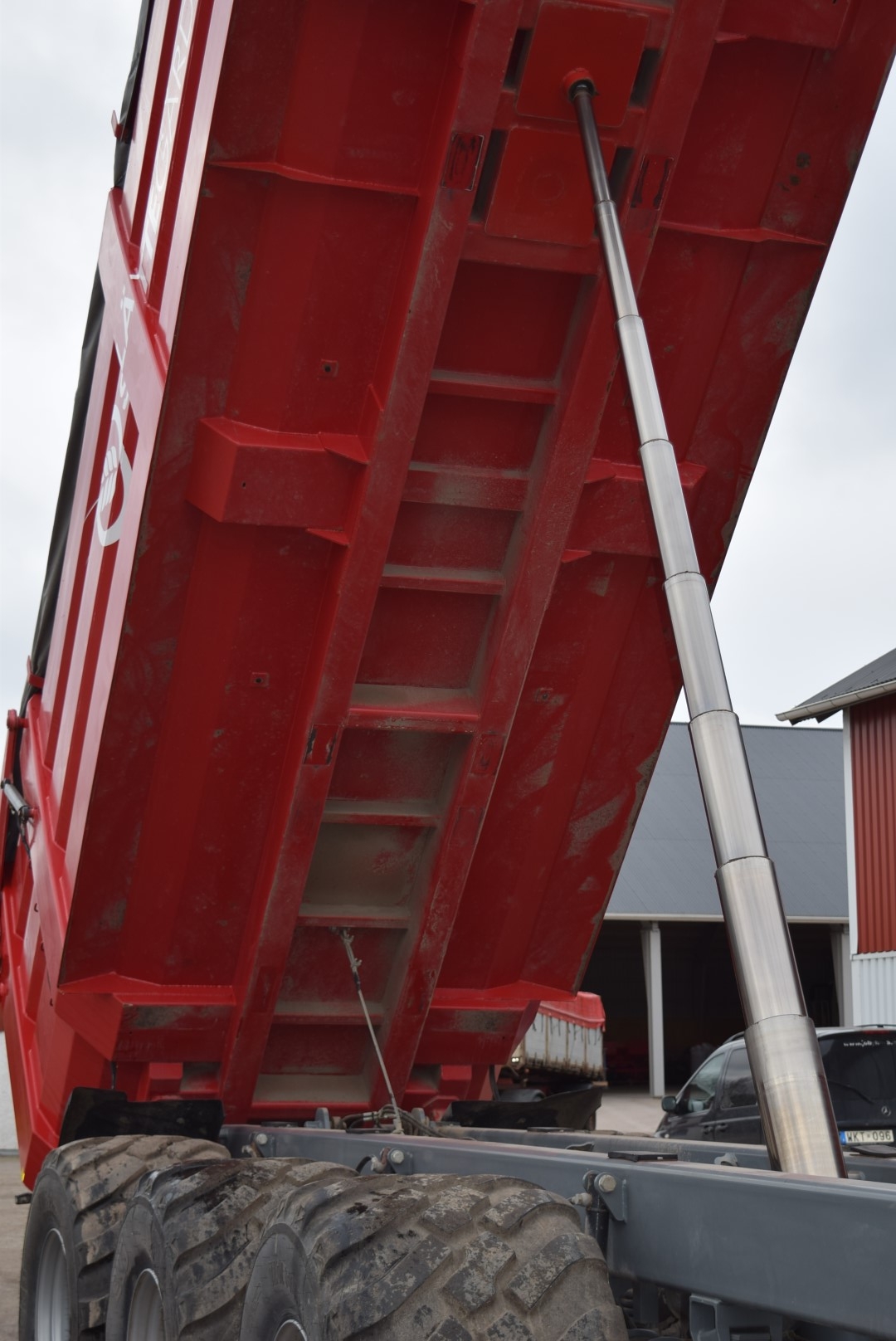 3-axle tractor trailer with rear tipping point (30 tonnes) Laumetris ...