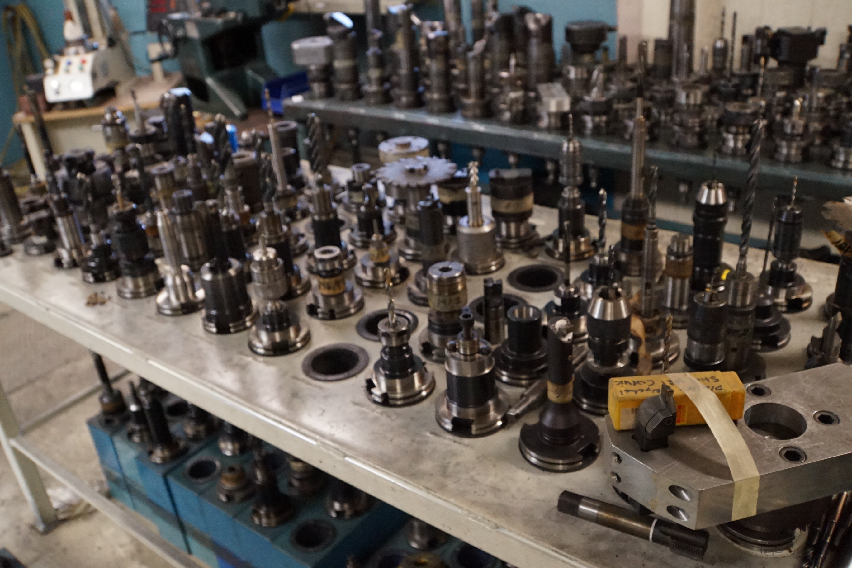 Bench with tool holder and tools ISO 50 - PS Auction - We value the ...