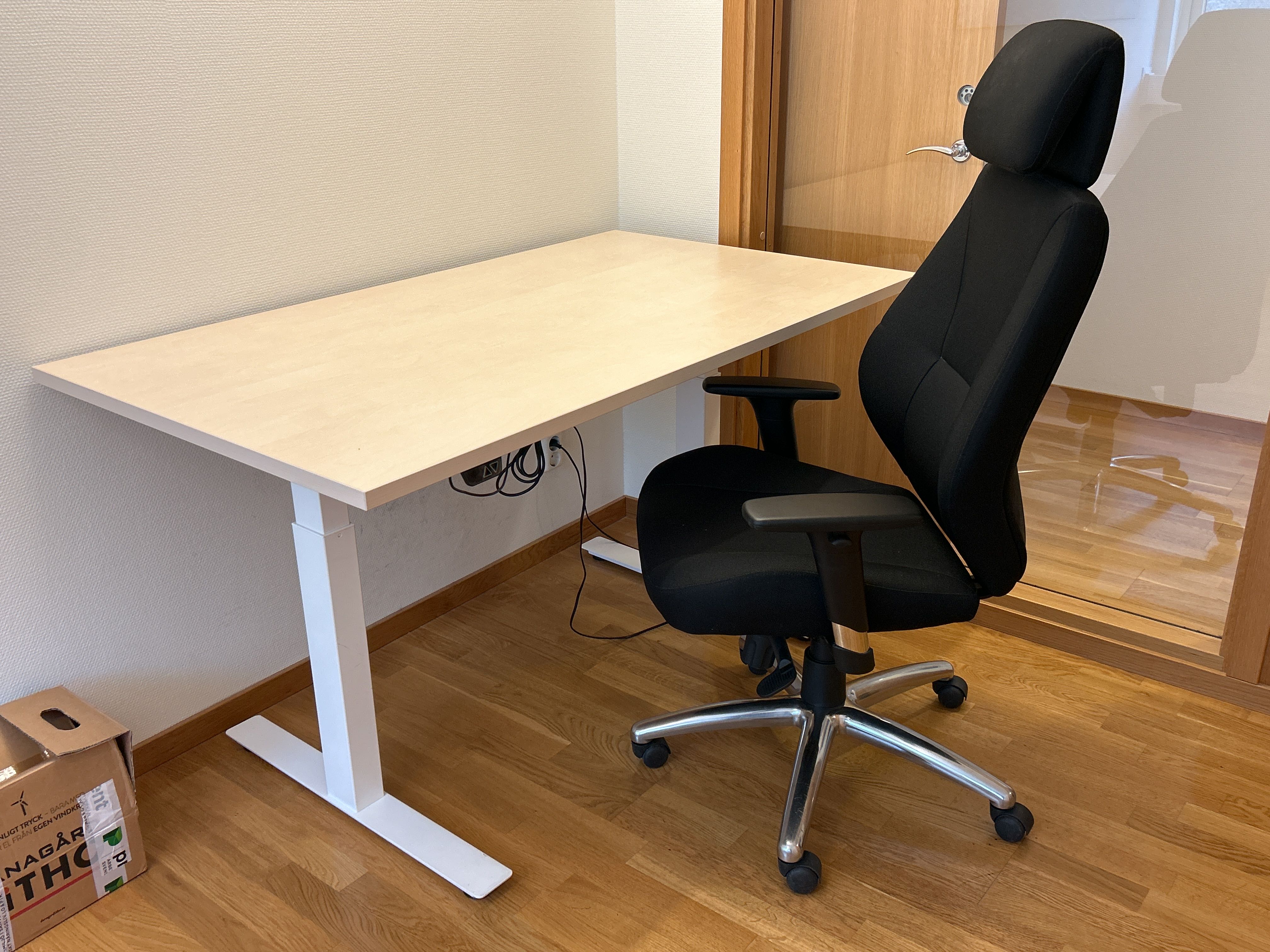 Office furniture - Desk and chair - PS Auction - We value the future ...
