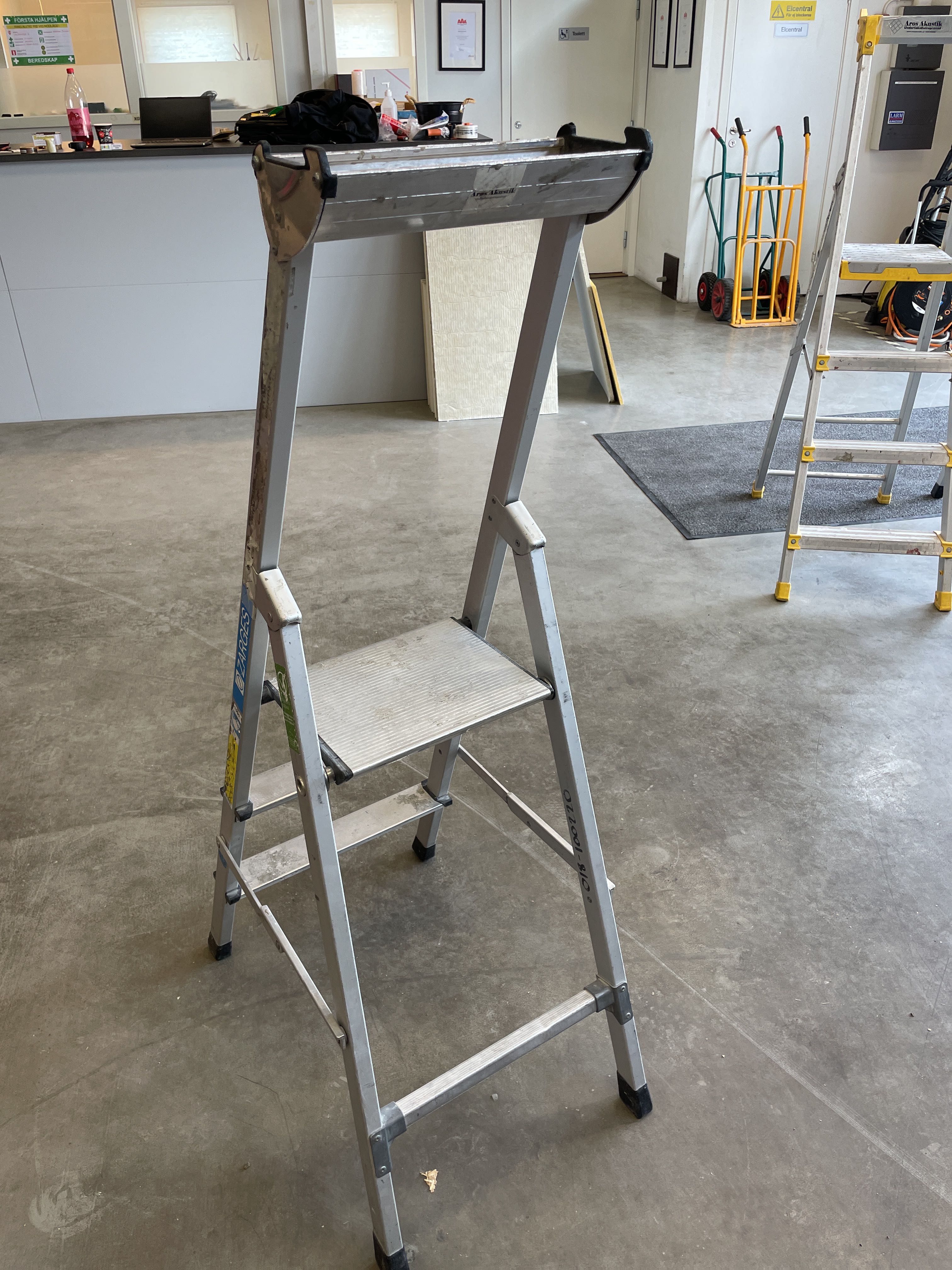 4 box ladders of different brands - PS Auction - We value the future ...