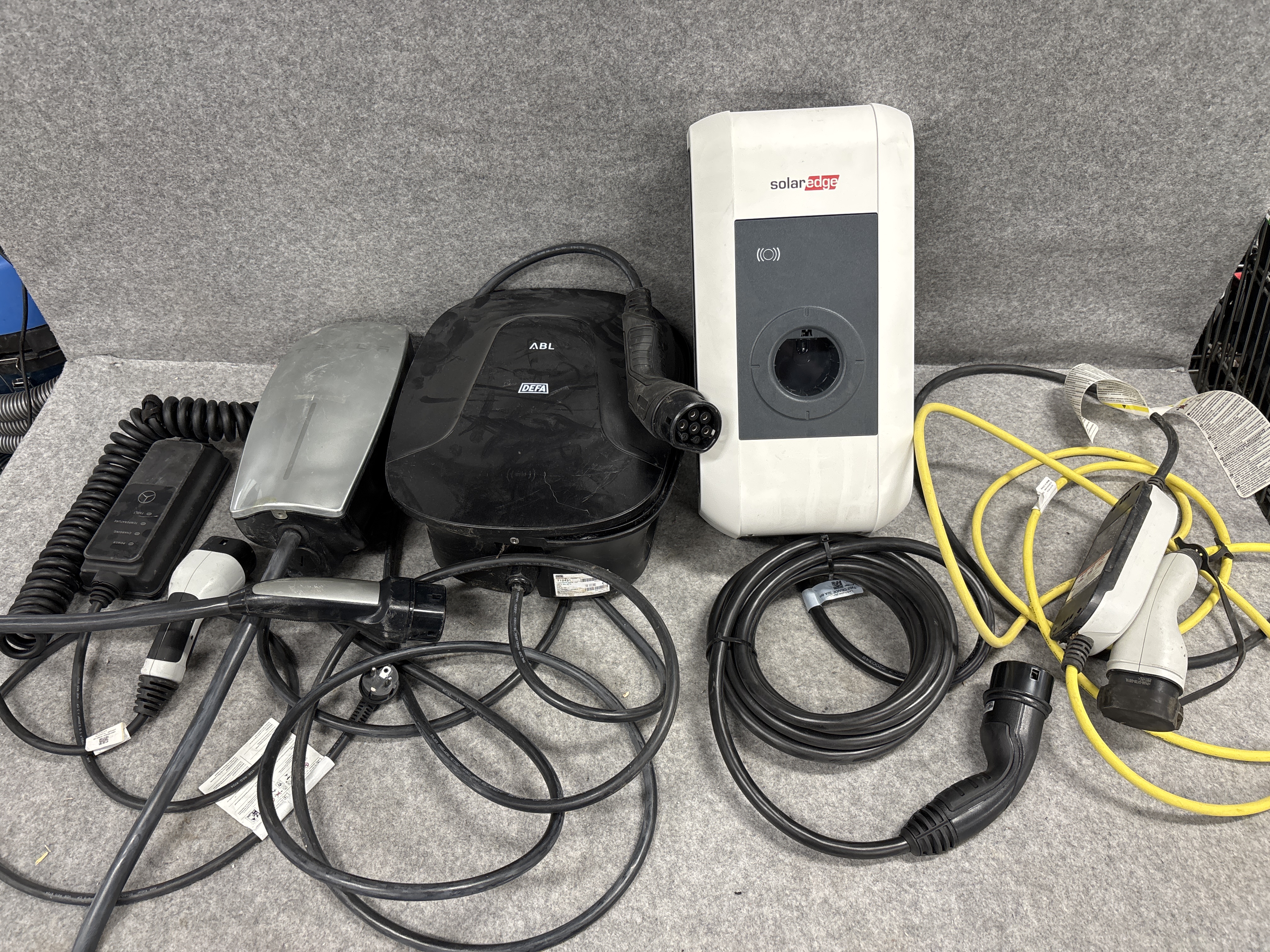 Laddstationer och kablar - Tesla, ABL/DEFA, SolarEdge - Auktioner ...
