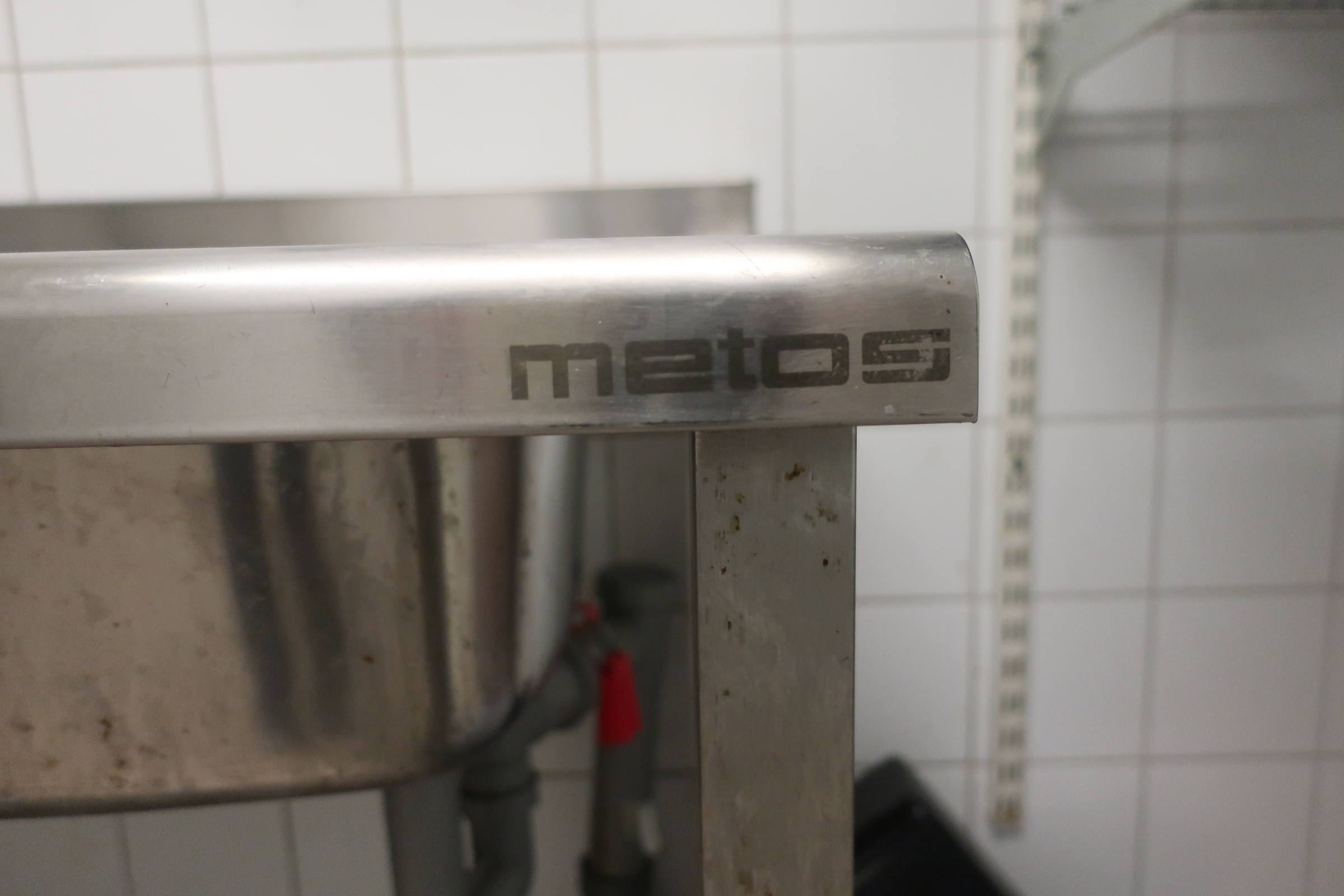 2 stainless steel benches, of which 1 Metos with sink - PS Auction - We ...