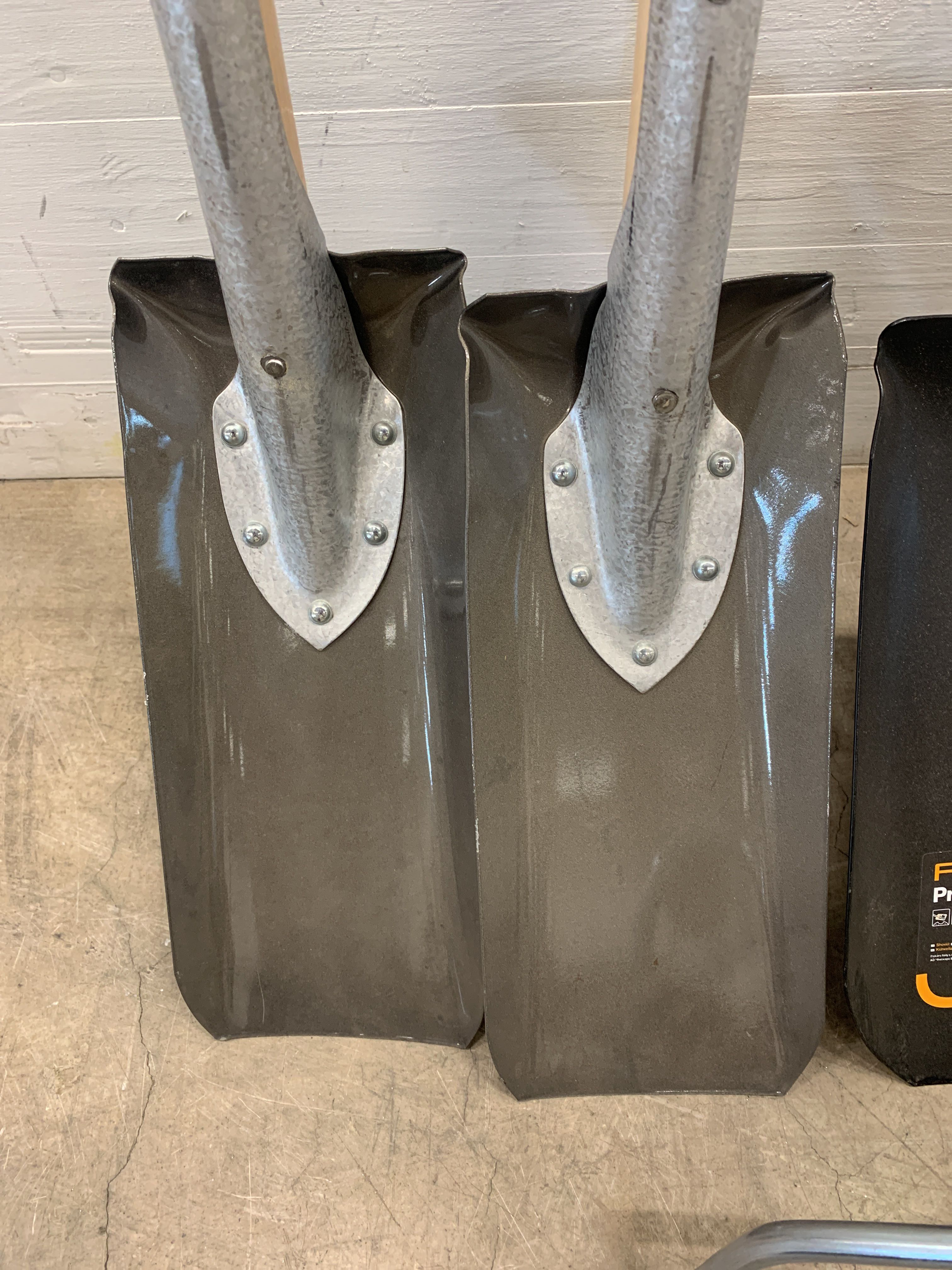 Assortment of various shovels and shovels - PS Auction - We value the ...