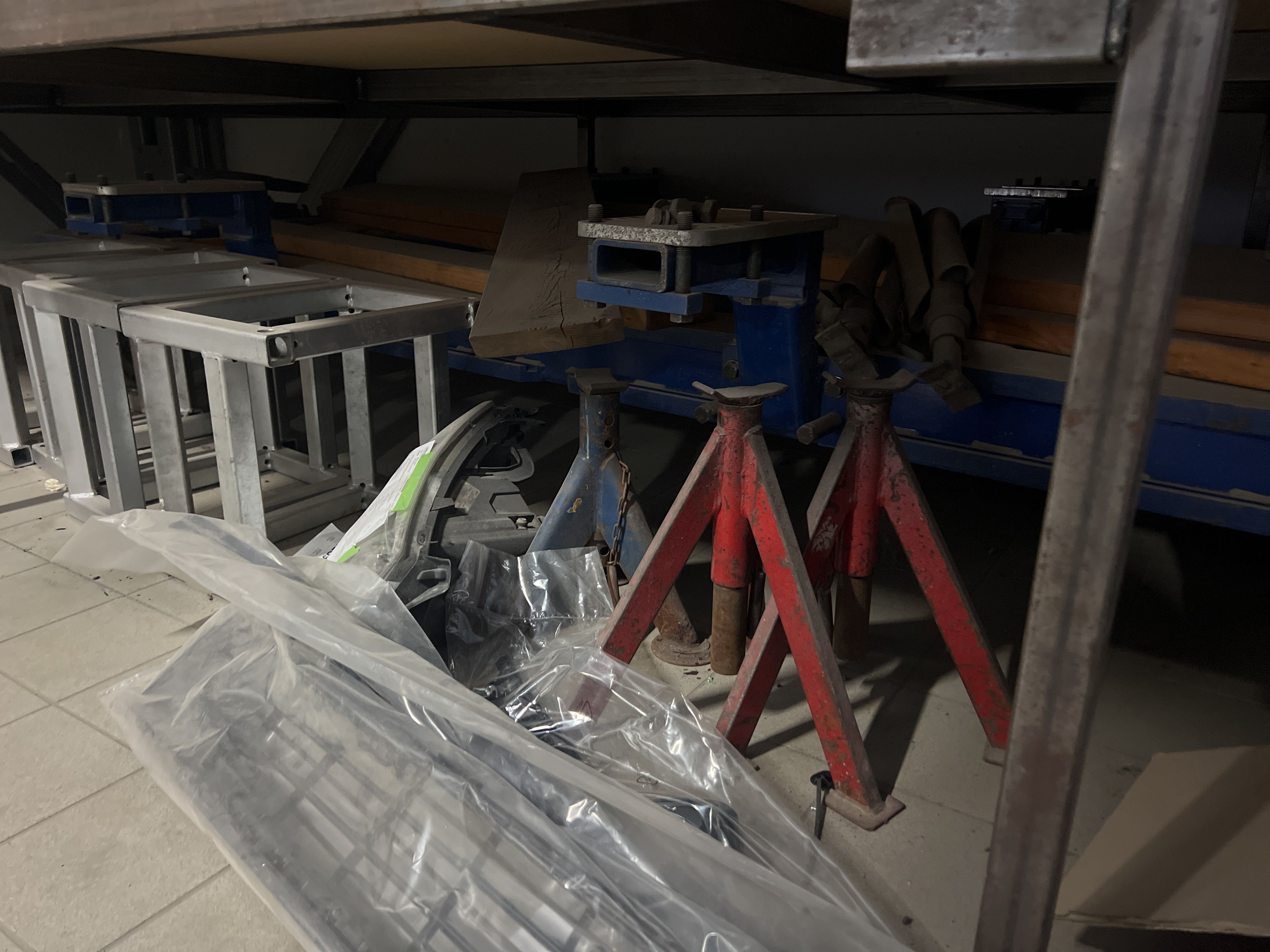 Straightening bench with accessories - Caro-O-Liner - PS Auction - We ...