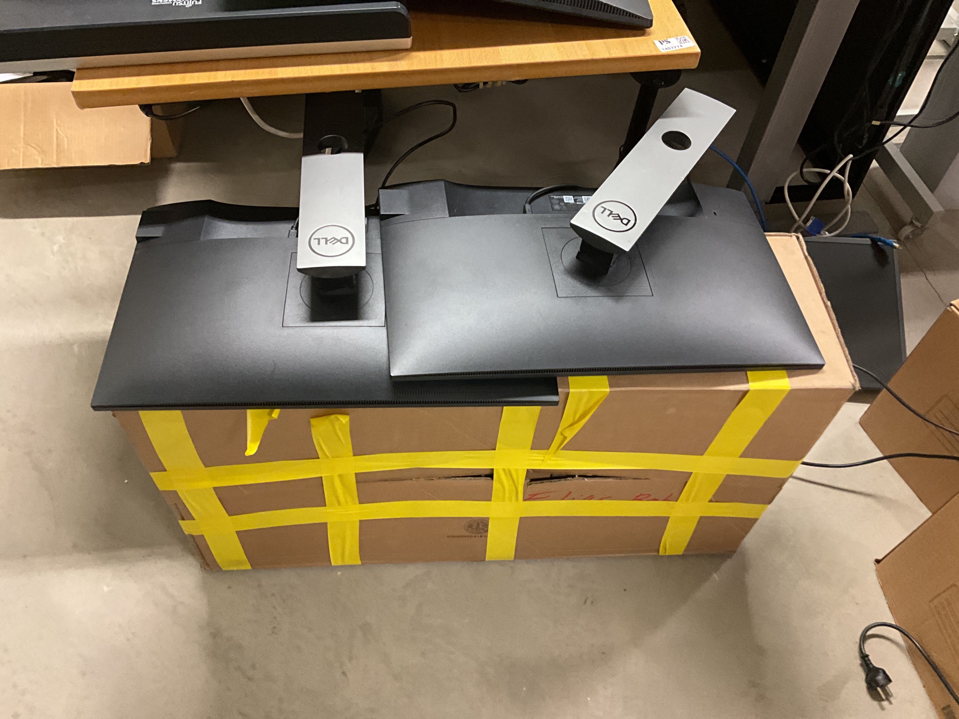 Table with computer screens - PS Auction - We value the future ...