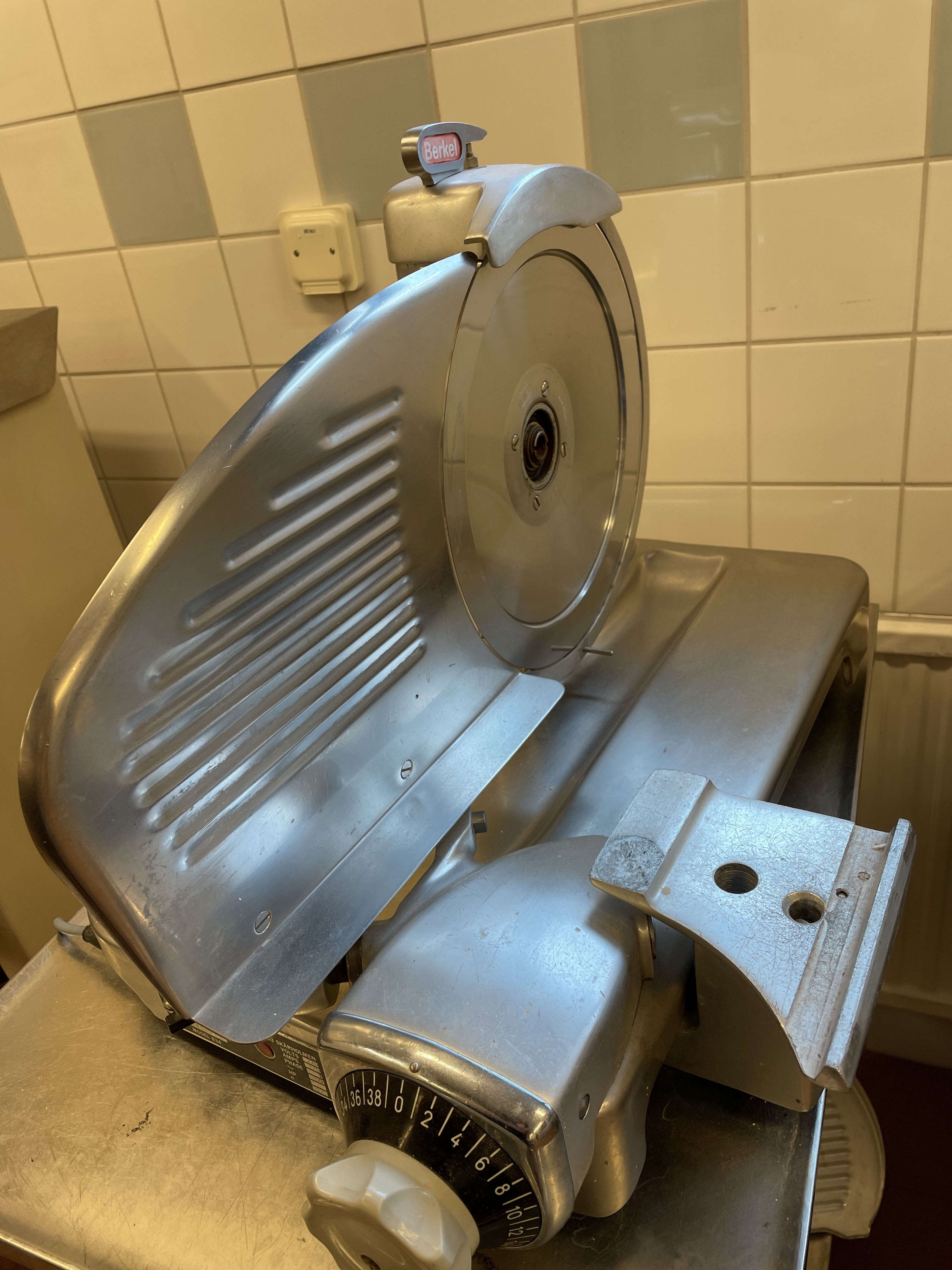 Skärmaskin Berkel 834 med rullvagn - Auktioner online - Nätauktioner ...