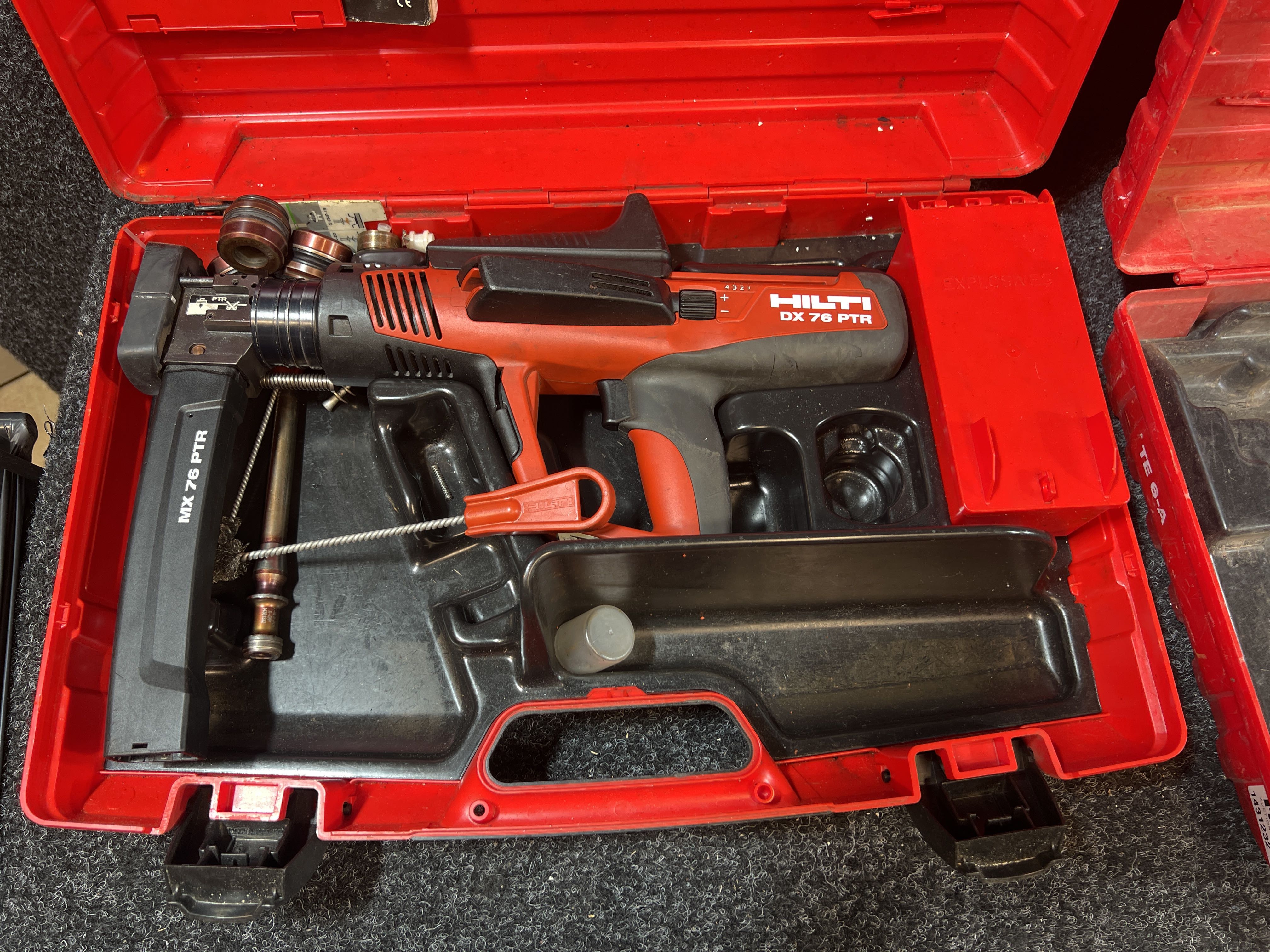 Bolt gun with magazine - Hilti DX 76 PTR - PS Auction - We value the ...