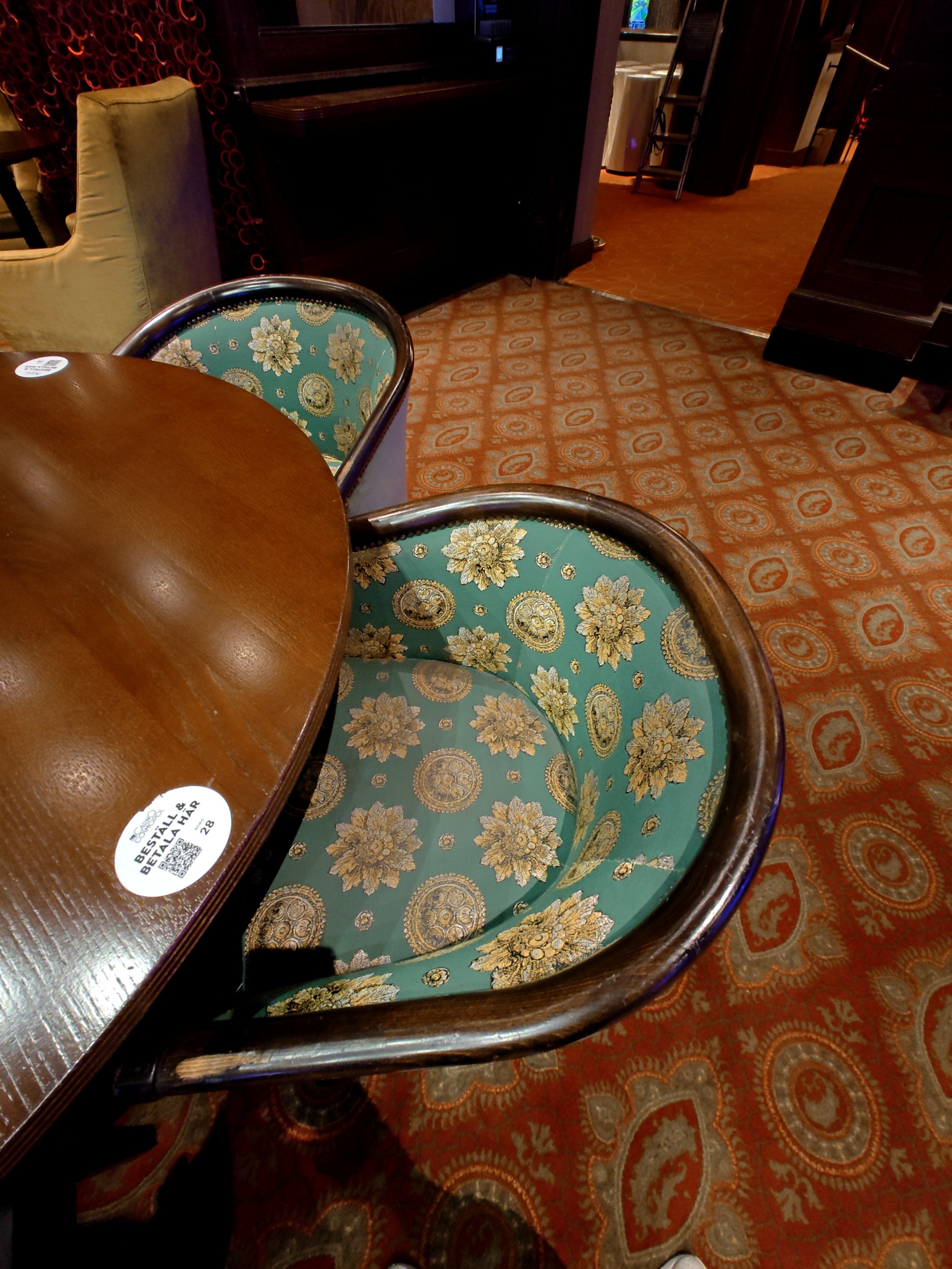 Restaurangmöblemang - Bord, stolar och soffor, 30+ enheter - Auktioner ...