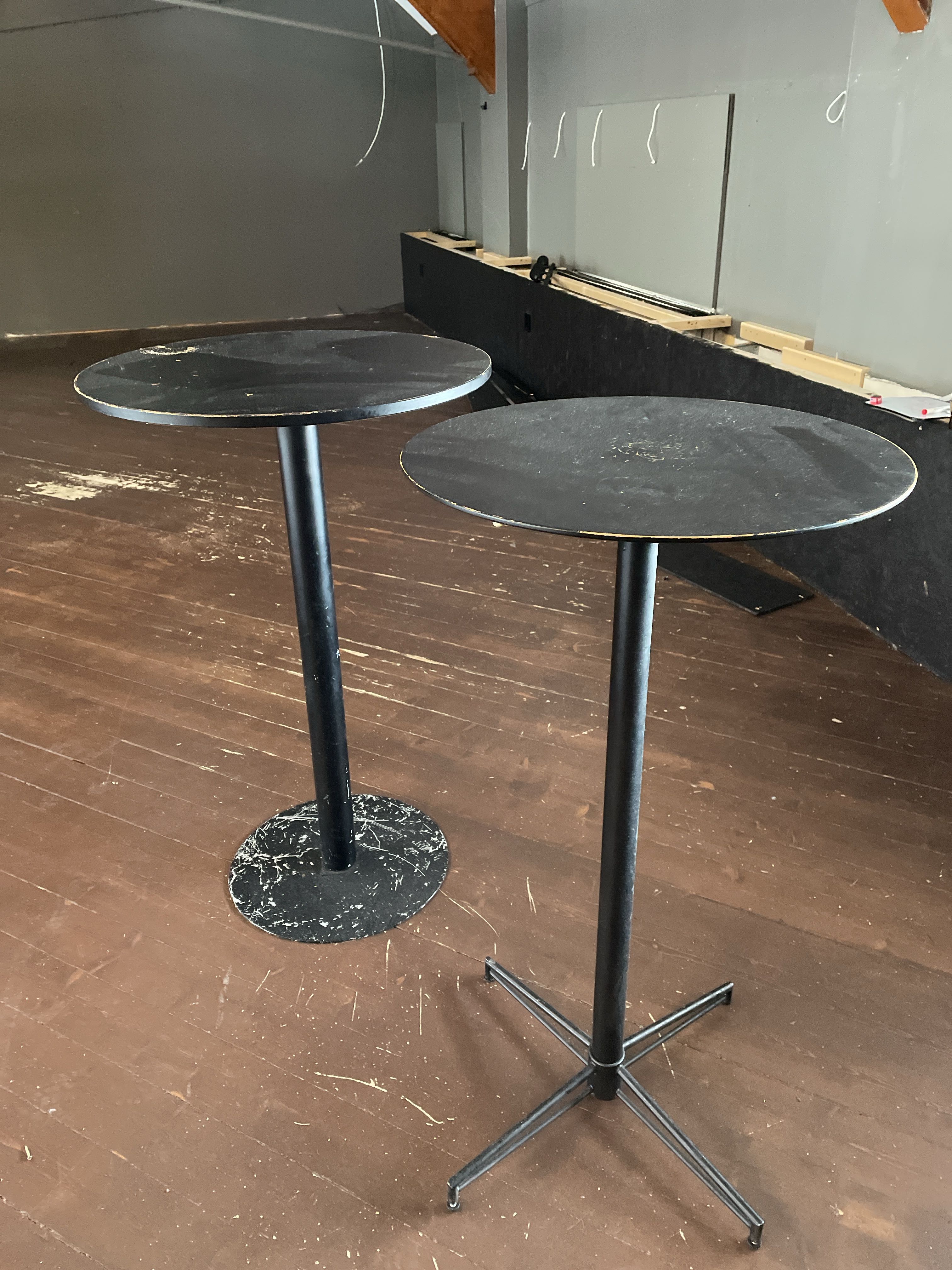 2 standing tables - PS Auction - We value the future - Largest in net ...
