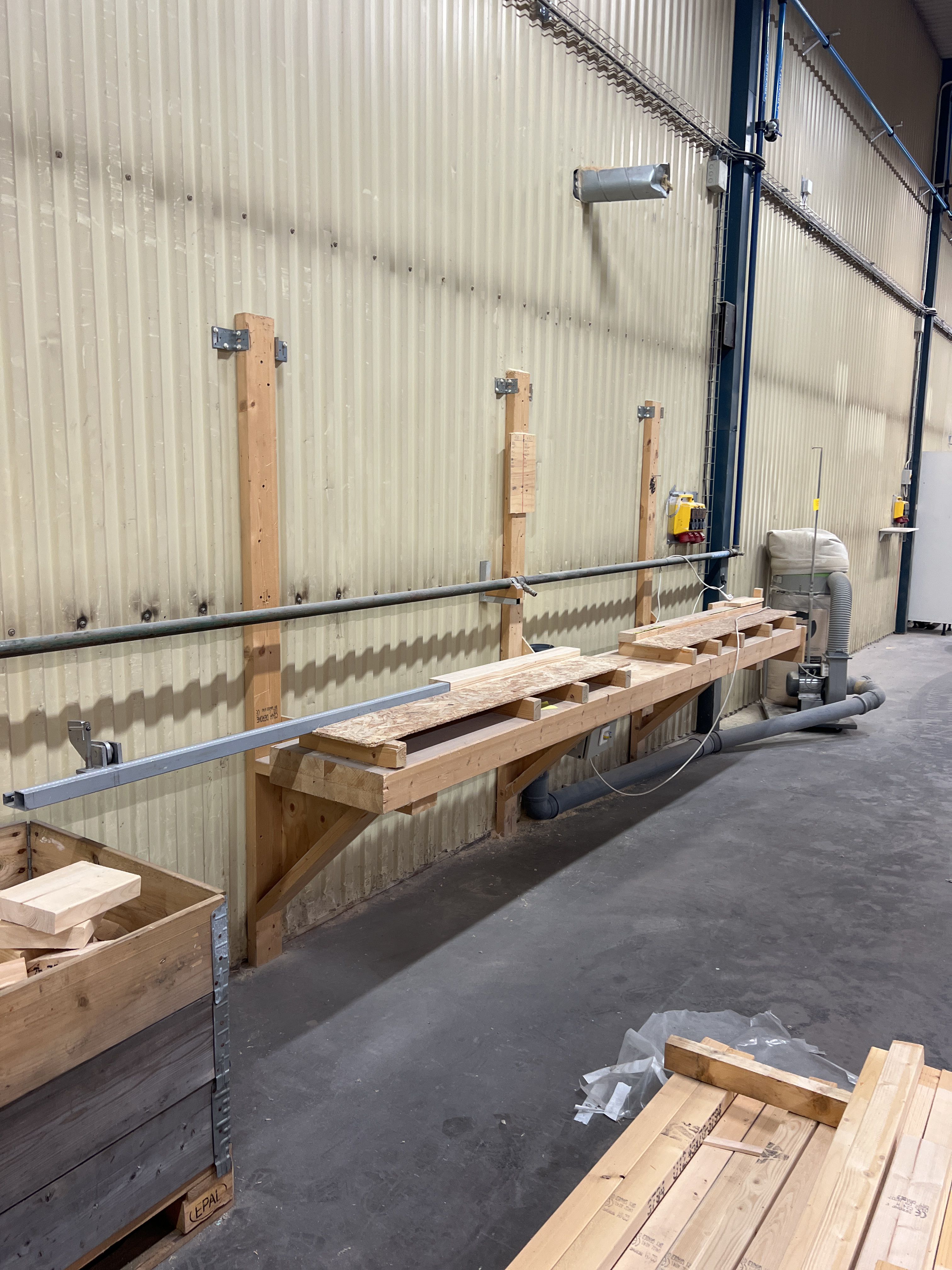 Carpenter's bench and chip extractor Luna BDC 240 -2016 - PS Auction ...