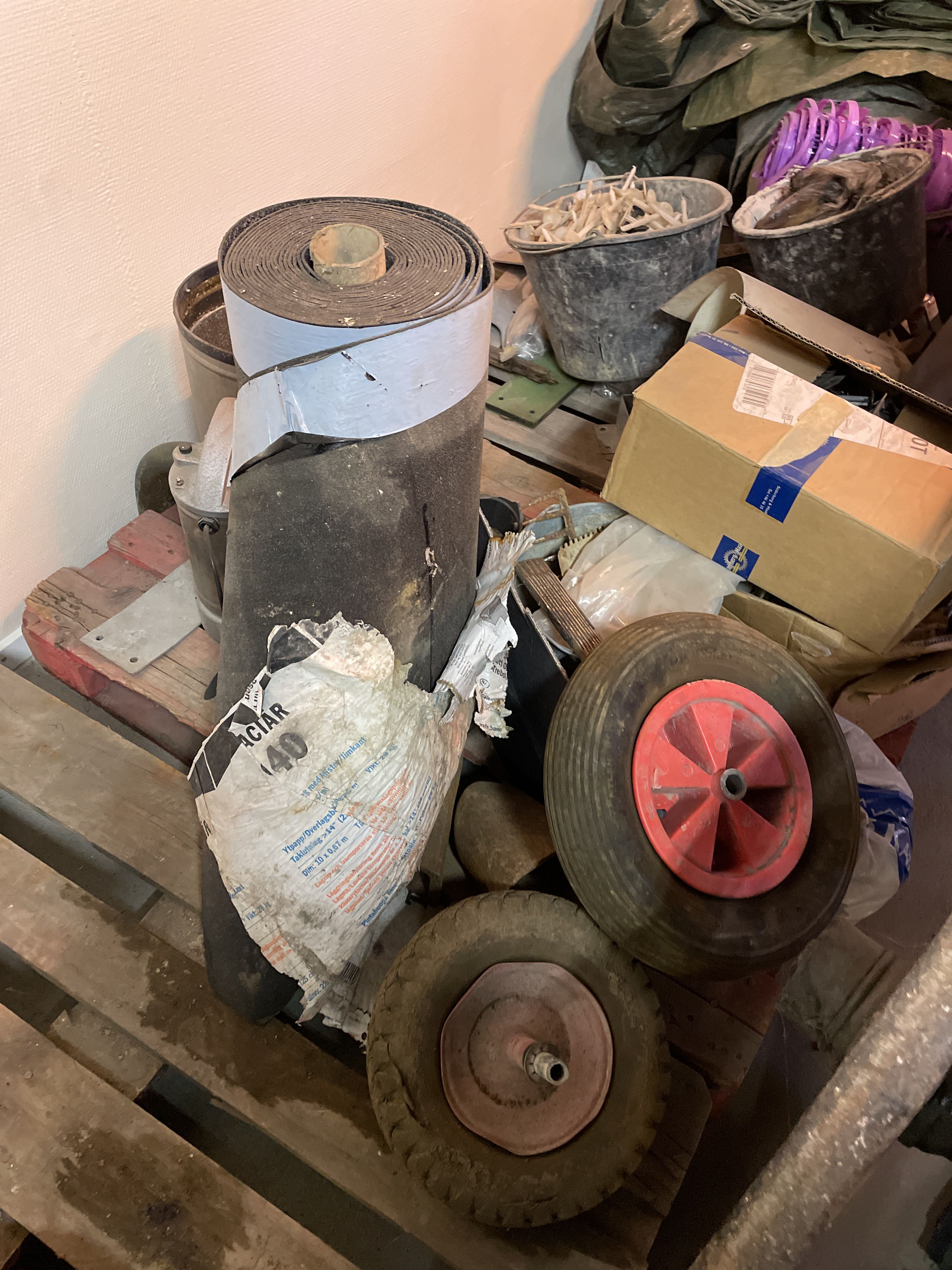 5 pallets with various building materials - PS Auction - We value the ...