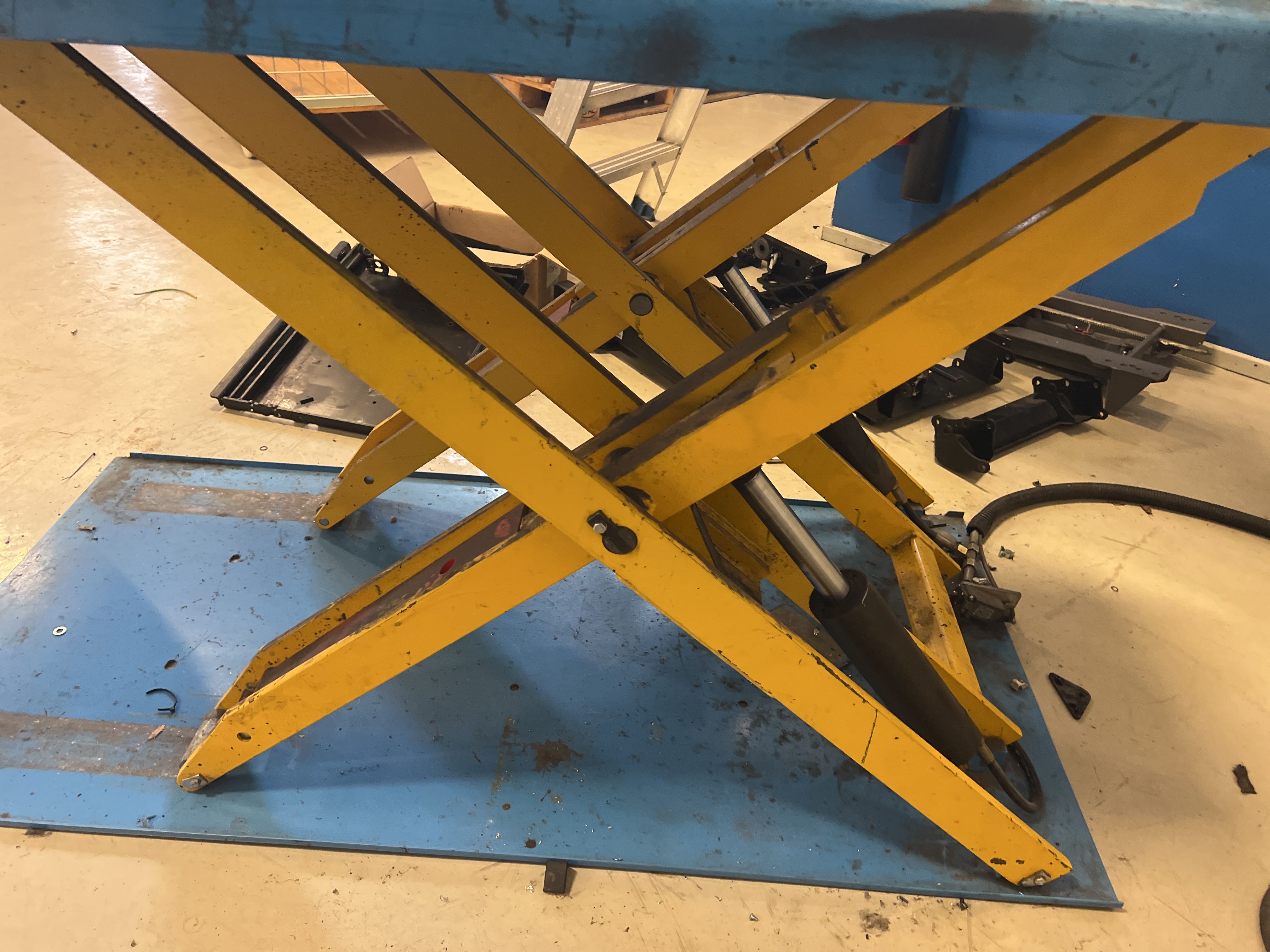 Scissor lift table with small ramp - PS Auction - We value the future ...