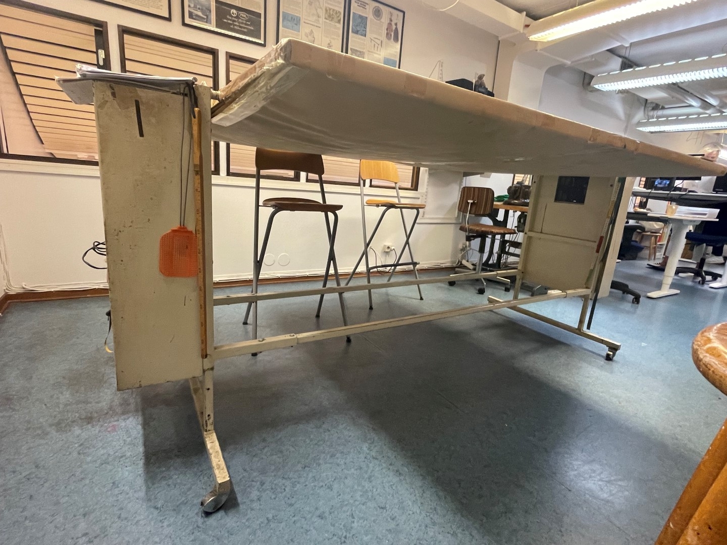 Tiltable work table 140x200x105cm - PS Auction - We value the future ...