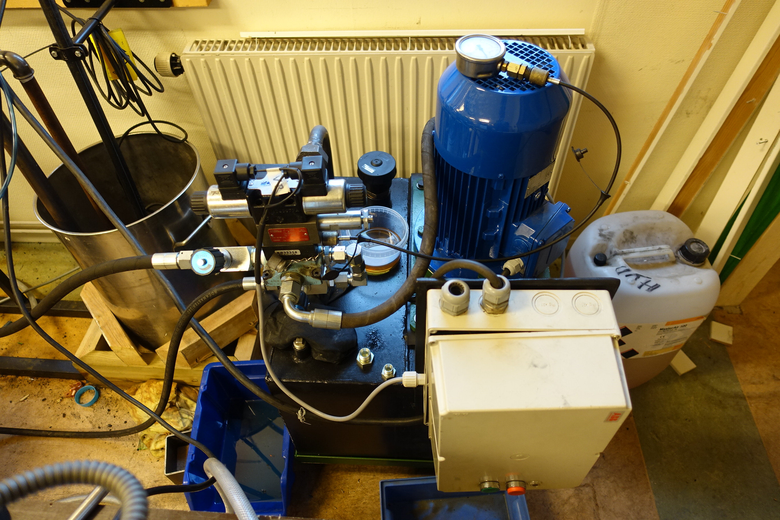 Hydraulpump med tank - Auktioner online - Nätauktioner ...