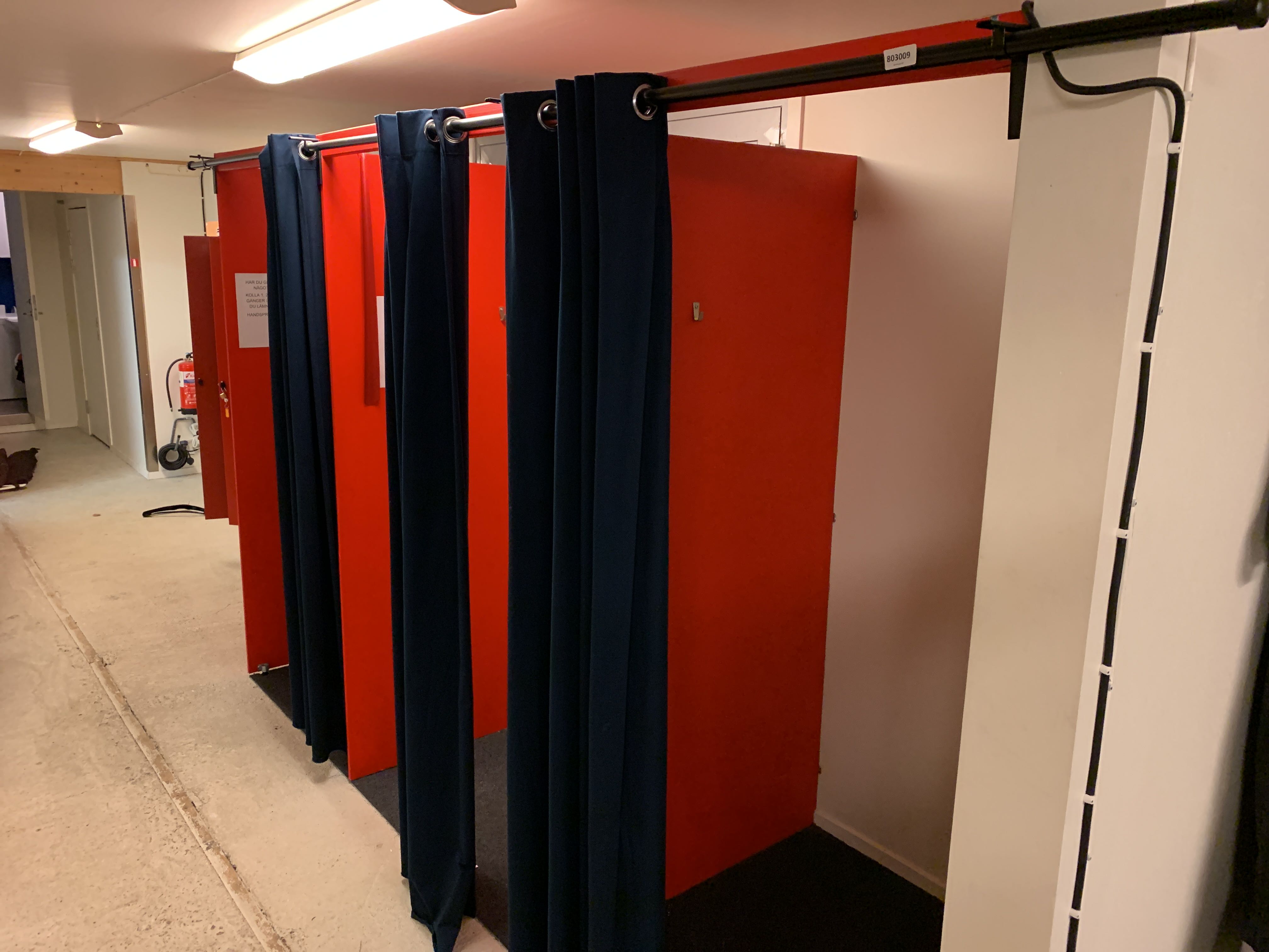 Site-built changing booth of about 3x1 meters - PS Auction - We value ...