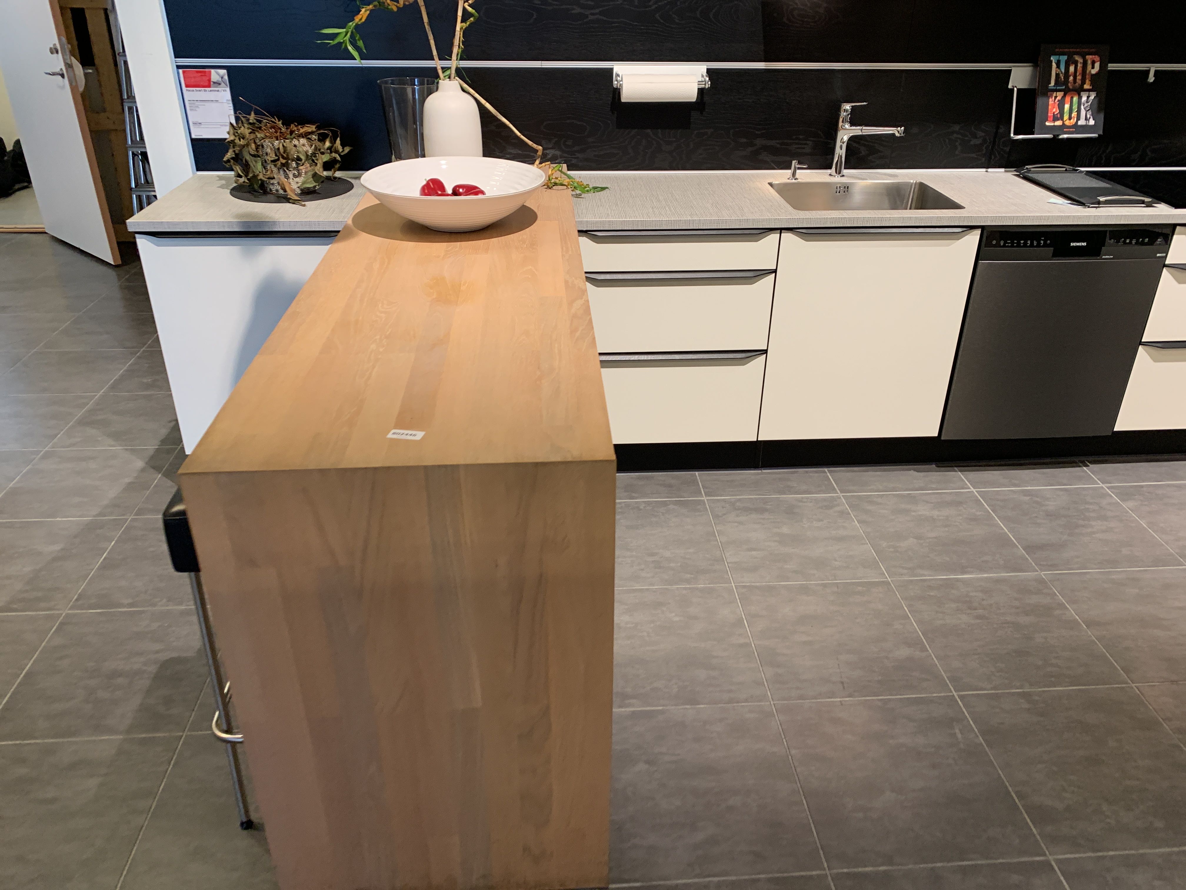 Visningskök HTH Focus Svart Ek Laminat/ Vit inkl. Vitvaror - Auktioner ...