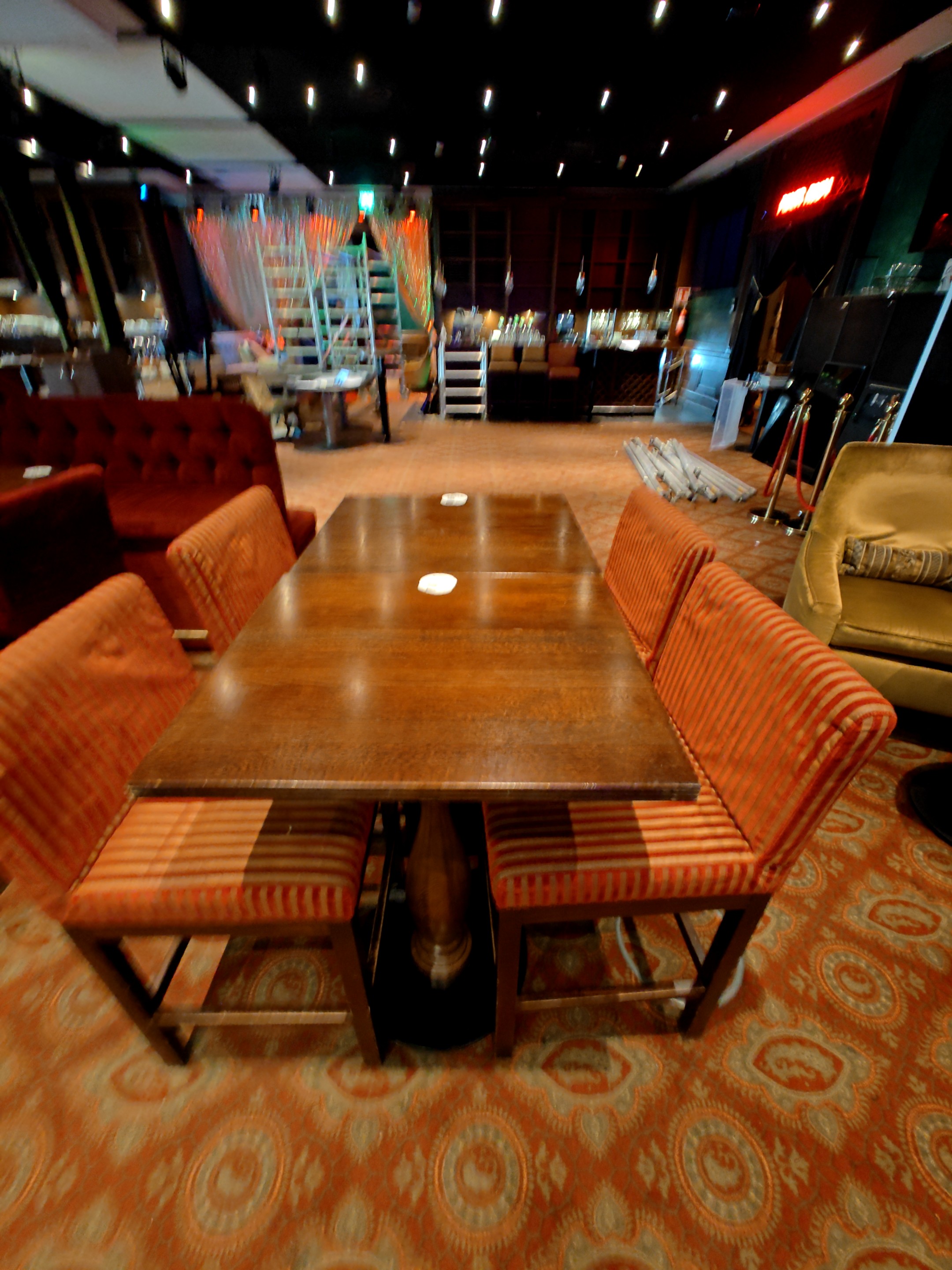 Restaurangmöblemang - Bord, stolar och soffor, 30+ enheter - Auktioner ...