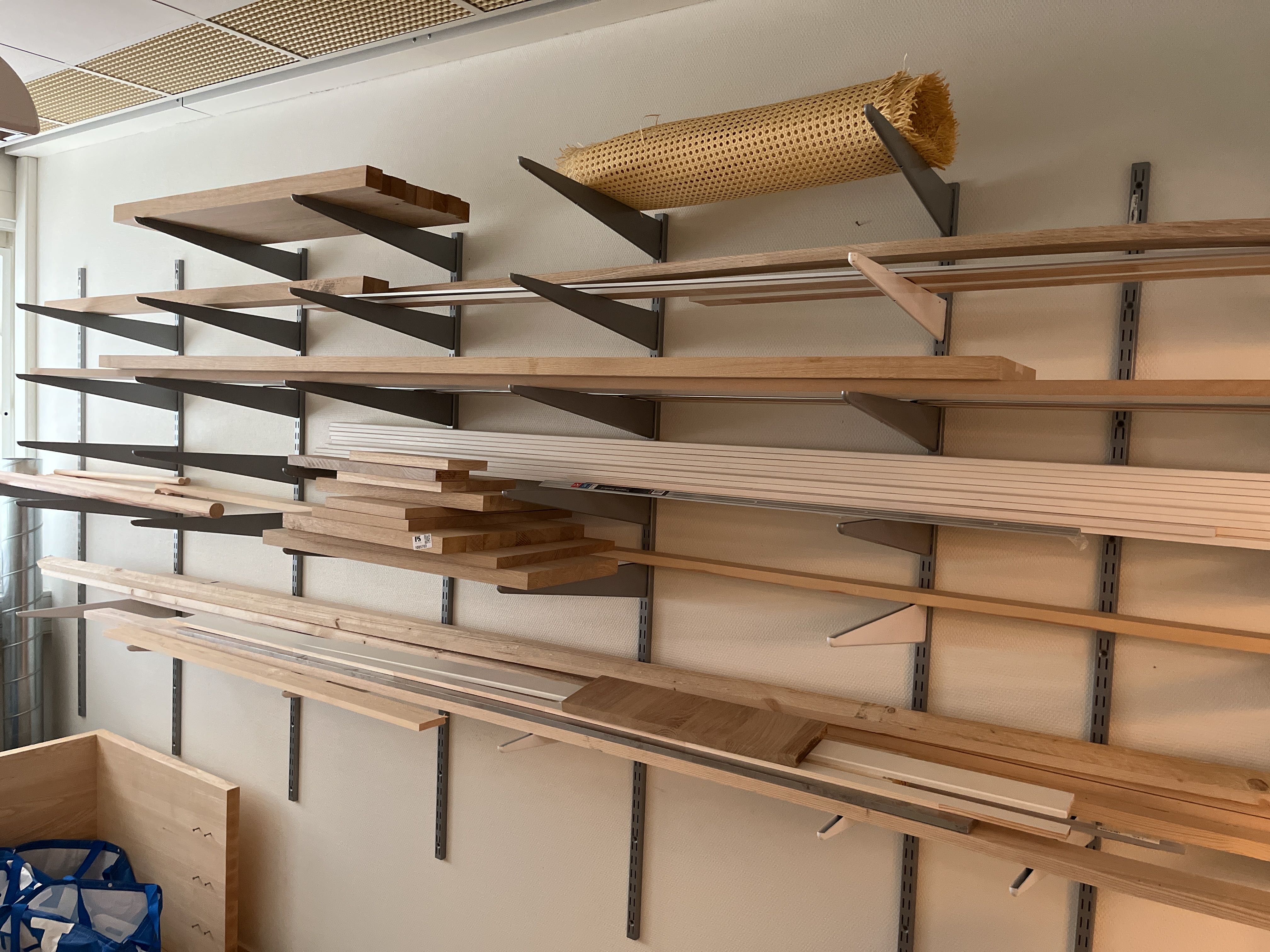 Material på hyllor - Auktioner online - Nätauktioner & Konkursauktioner ...