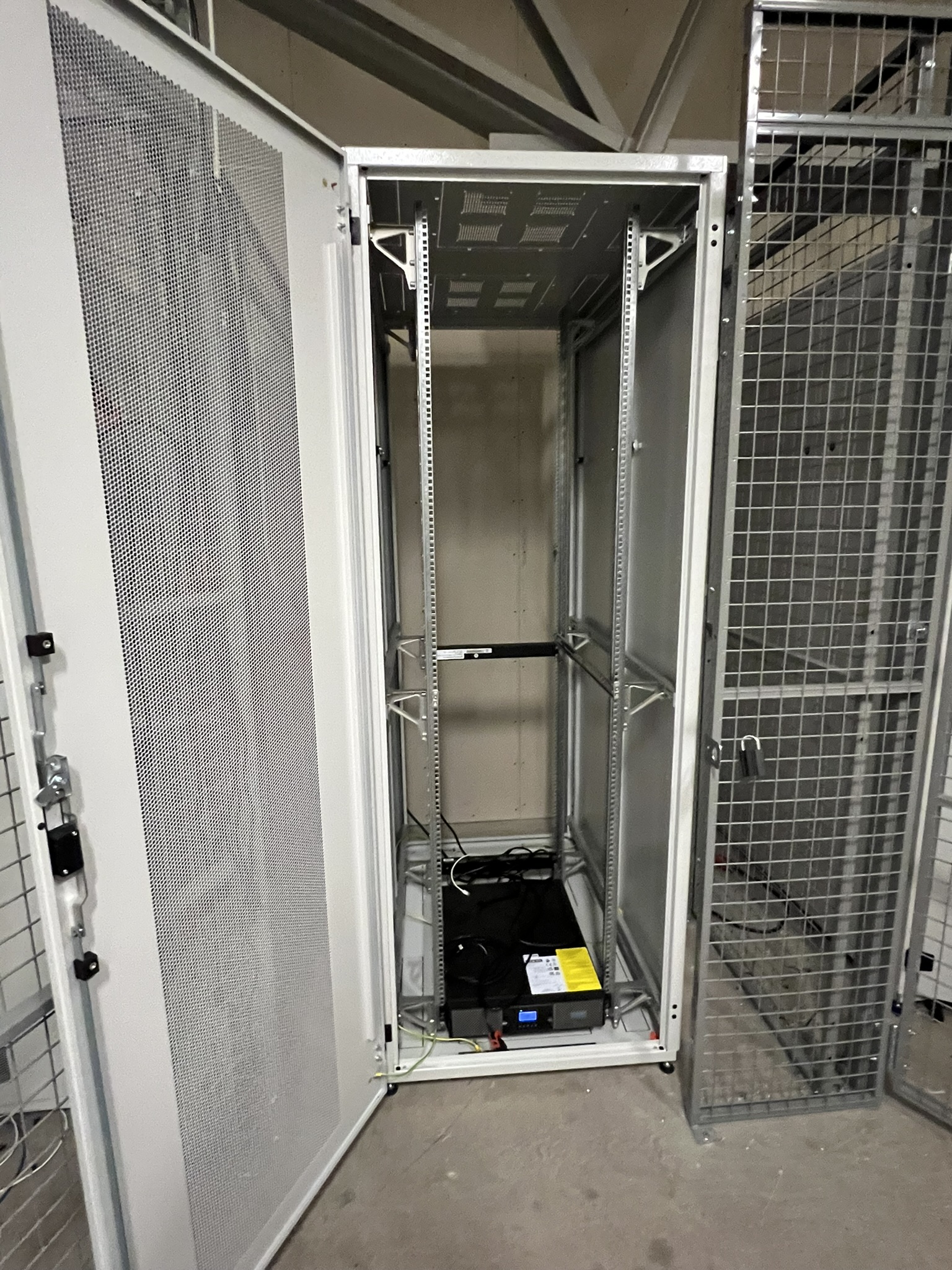 F-Rack Rackskåp - Auktioner online - Nätauktioner & Konkursauktioner ...