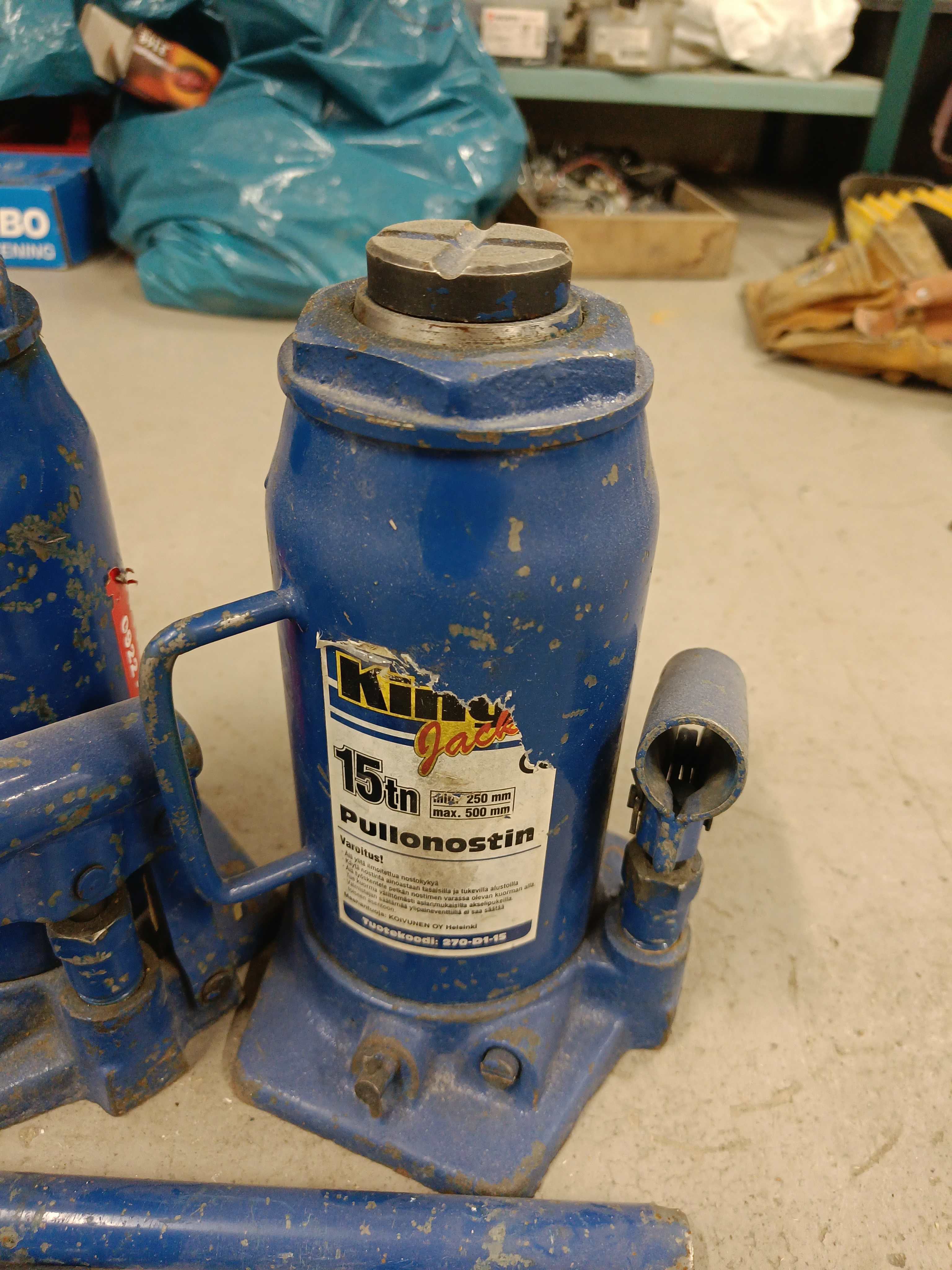 Three 15-ton pillar jacks - PS Auction - We value the future - Largest ...