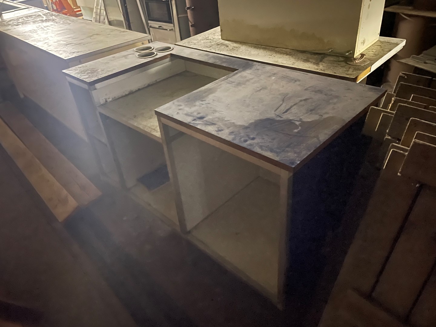 Cash desk and workbench on wheels - PS Auction - We value the future ...