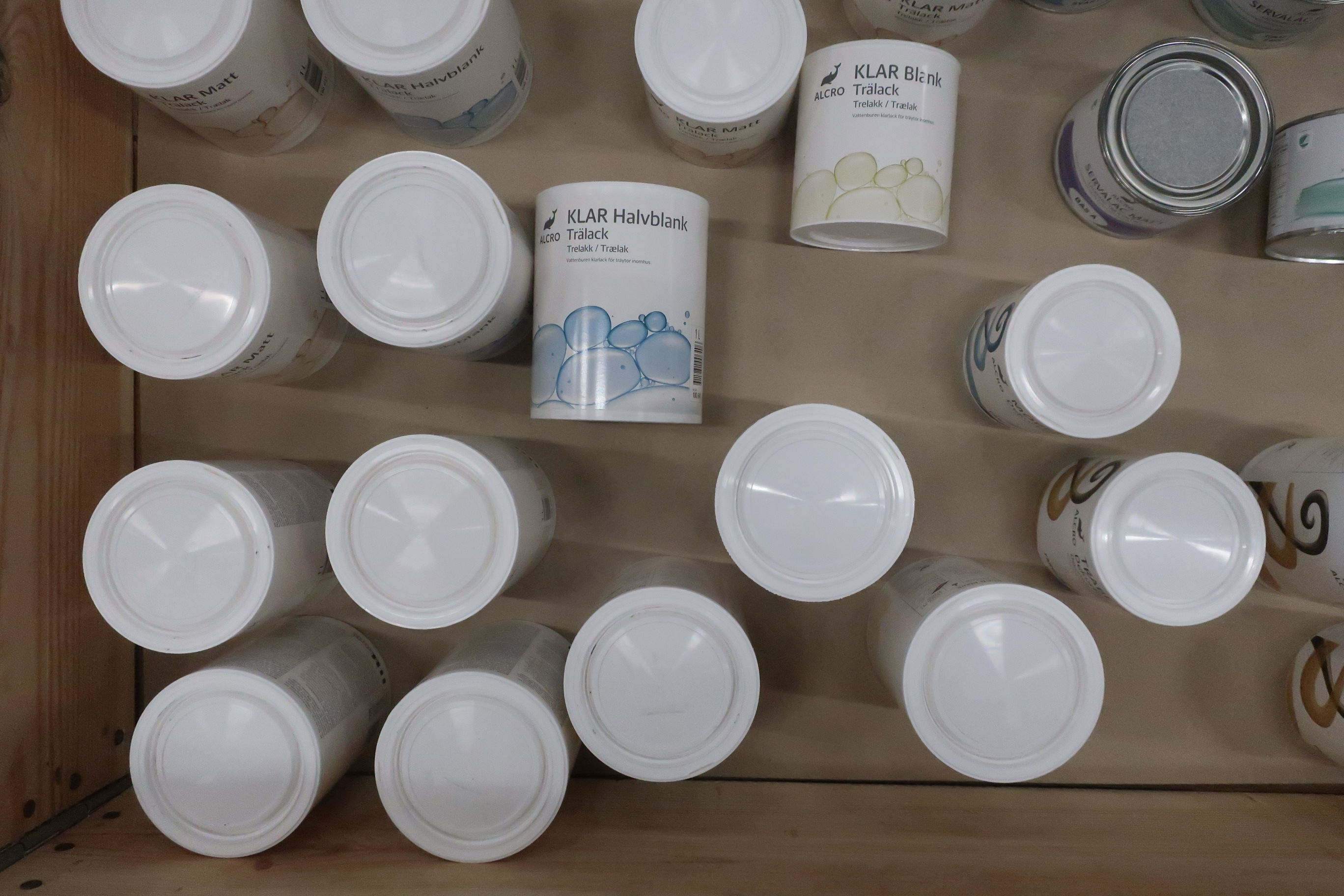 Sortiment med färg (Servalac Halvblank, Köksbänksolja, Möbellasyr m.fl ...