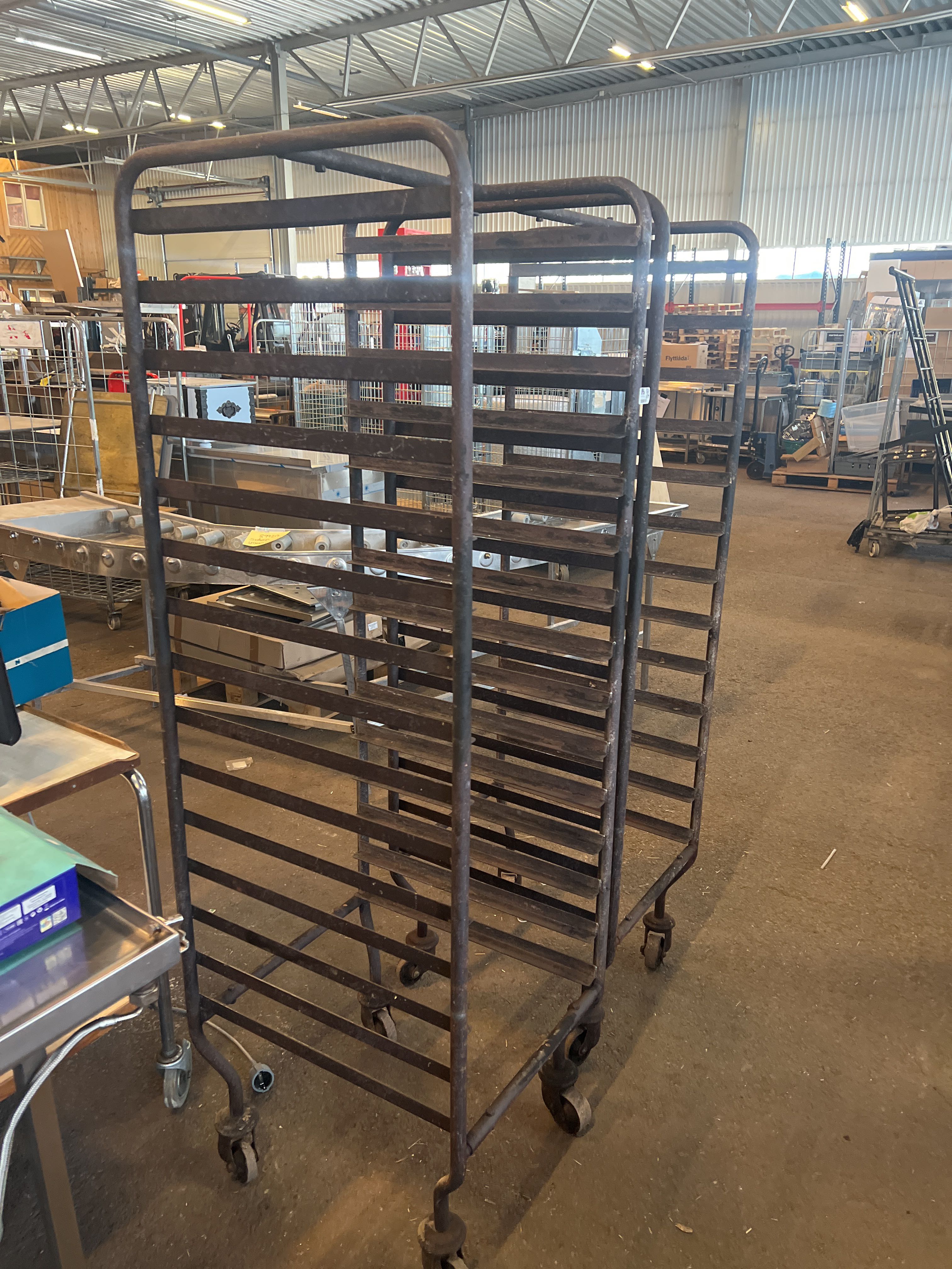 2 bakery trolleys for 45x60 sheets - PS Auction - We value the future ...