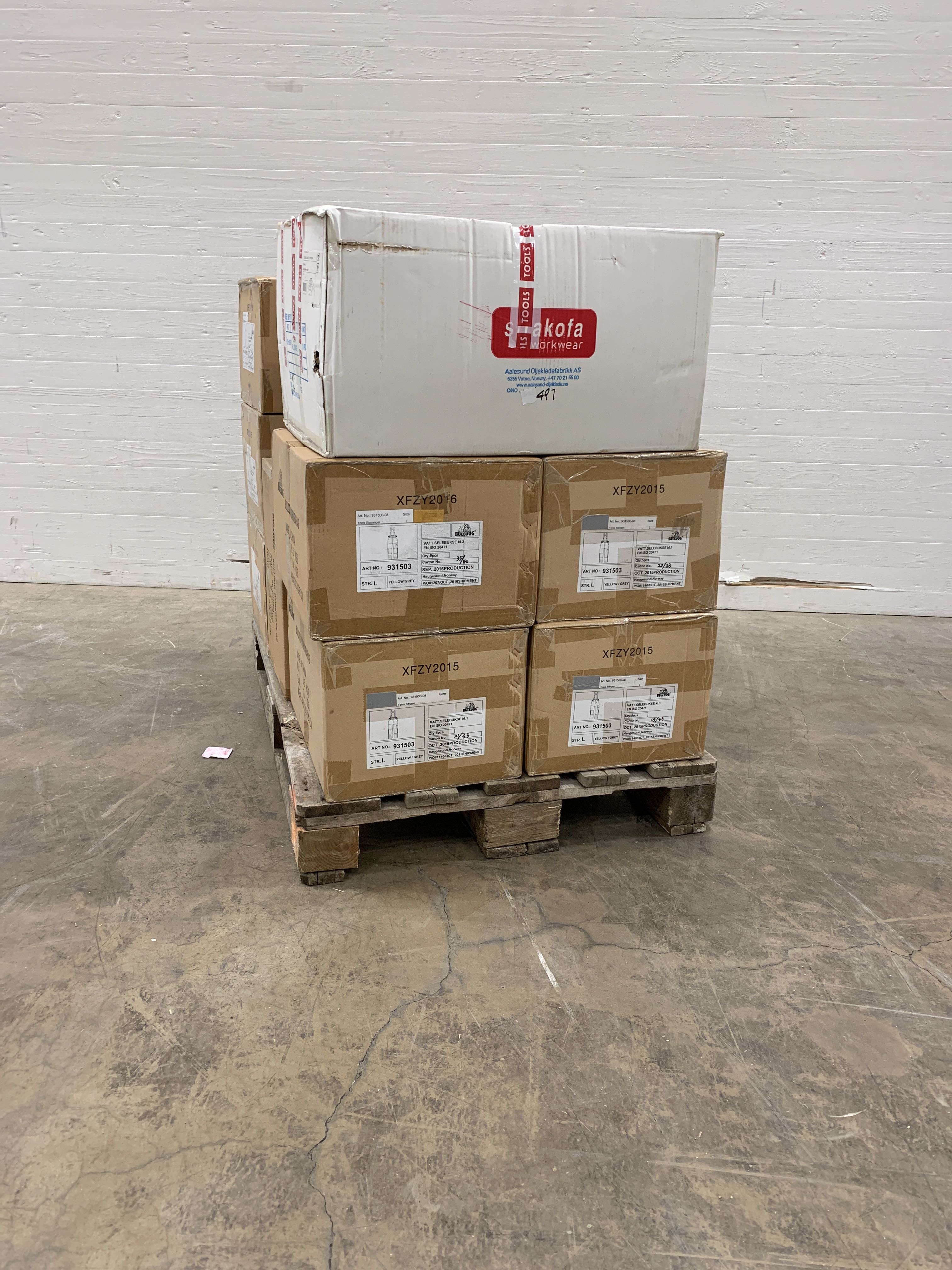 Pallet with suspenders and jackets - PS Auction - We value the future ...