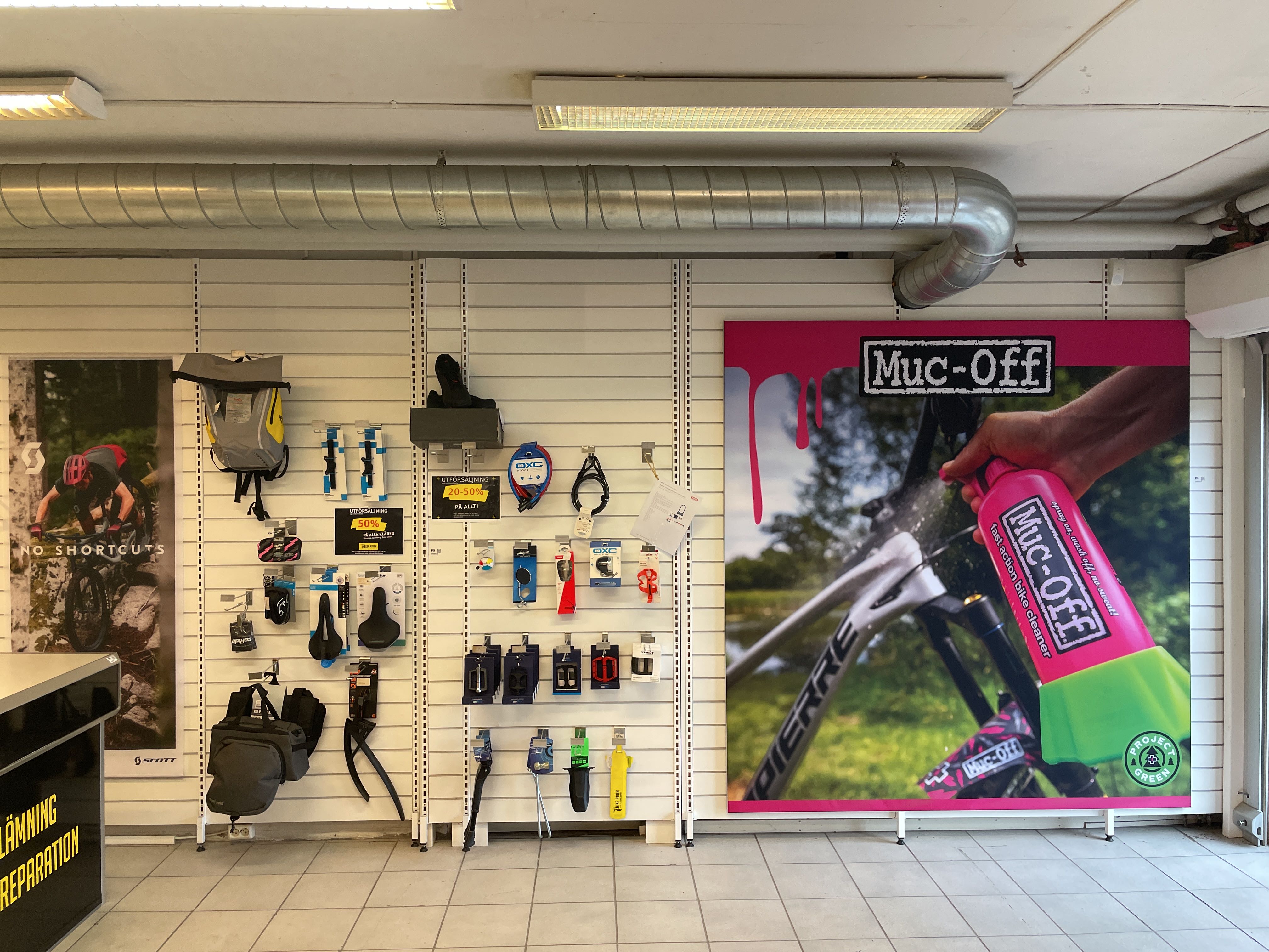 Shop walls slatwall - PS Auction - We value the future - Largest in net ...