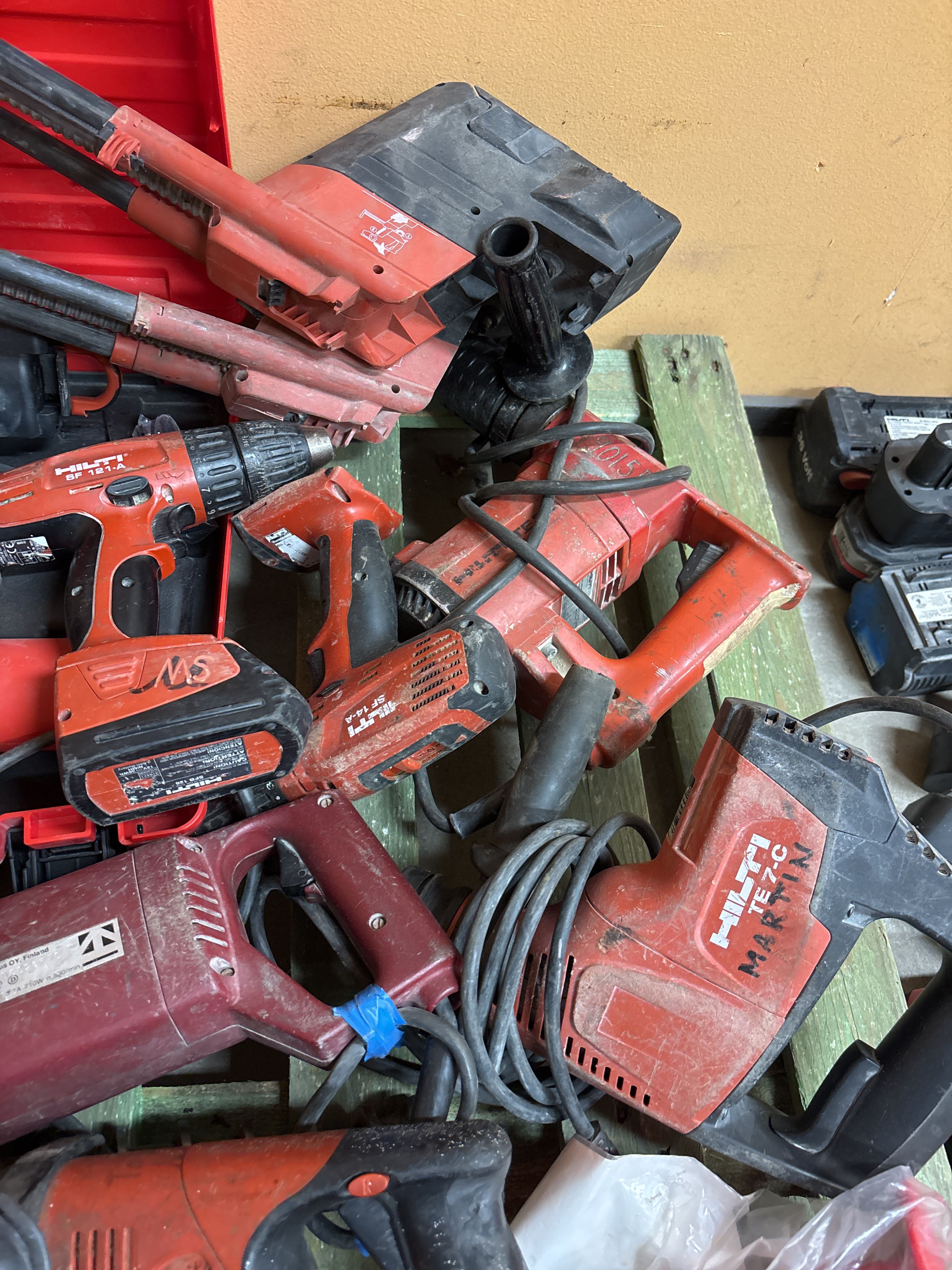 Pallet with Hilti machines, batteries and chargers - PS Auction - We ...