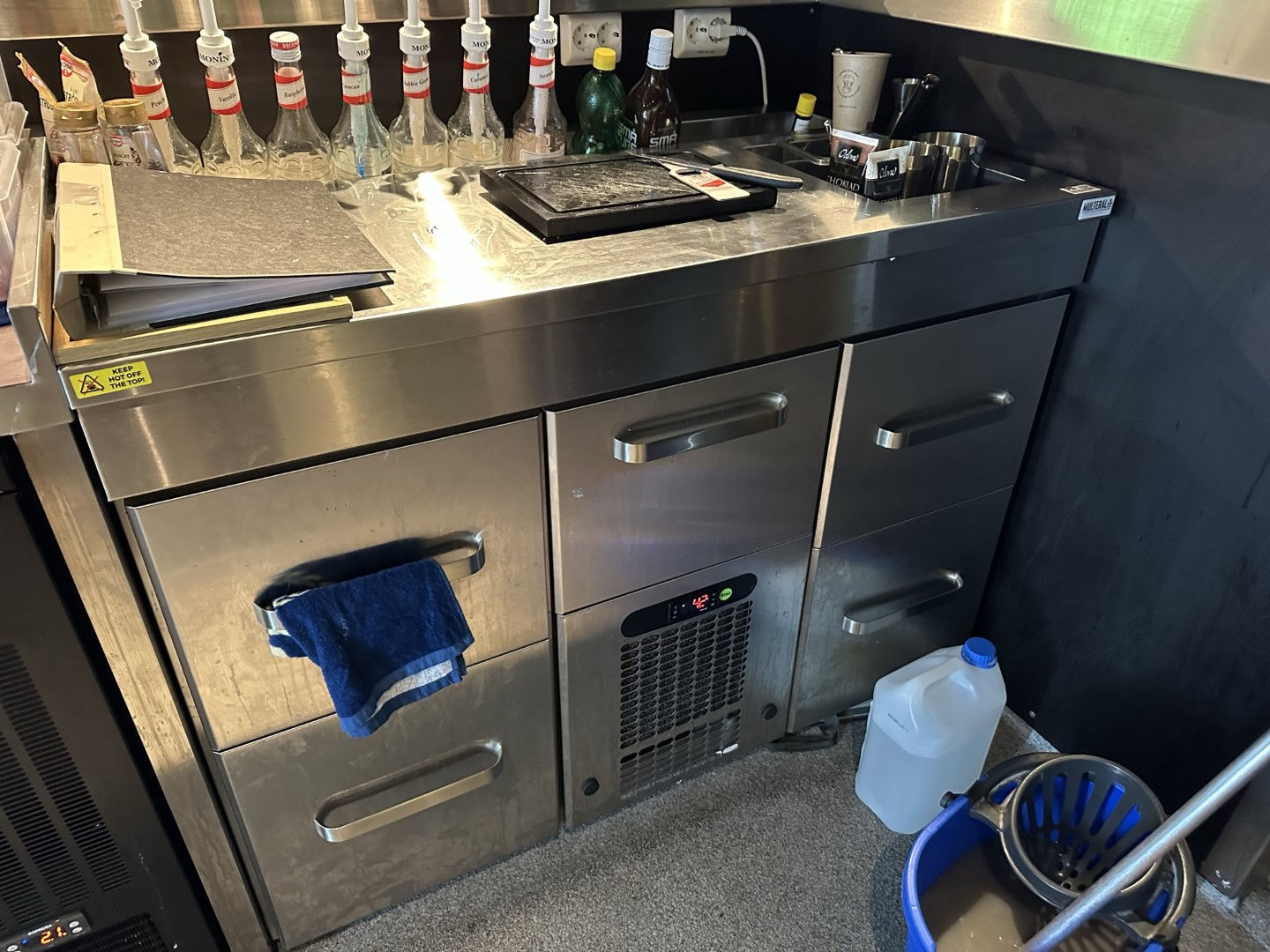 Bar cooler with drawers, ice box and battery drain - PS Auction - We ...