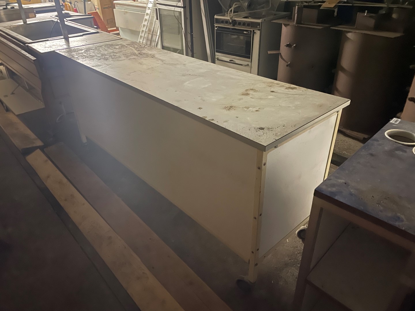 Cash desk and workbench on wheels - PS Auction - We value the future ...