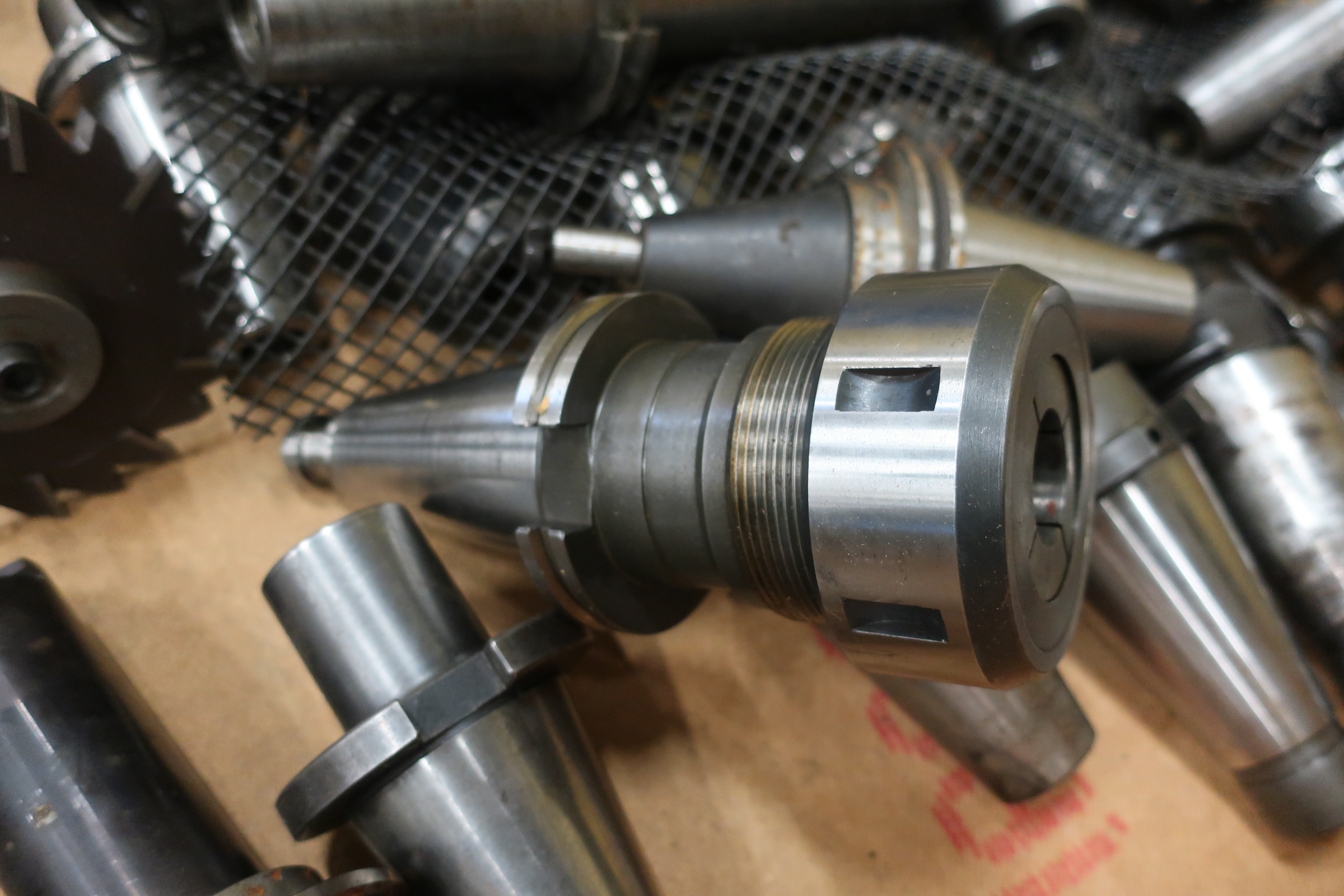 Pall med verktygshållare ISO 50 samt förvaring - Auktioner online ...