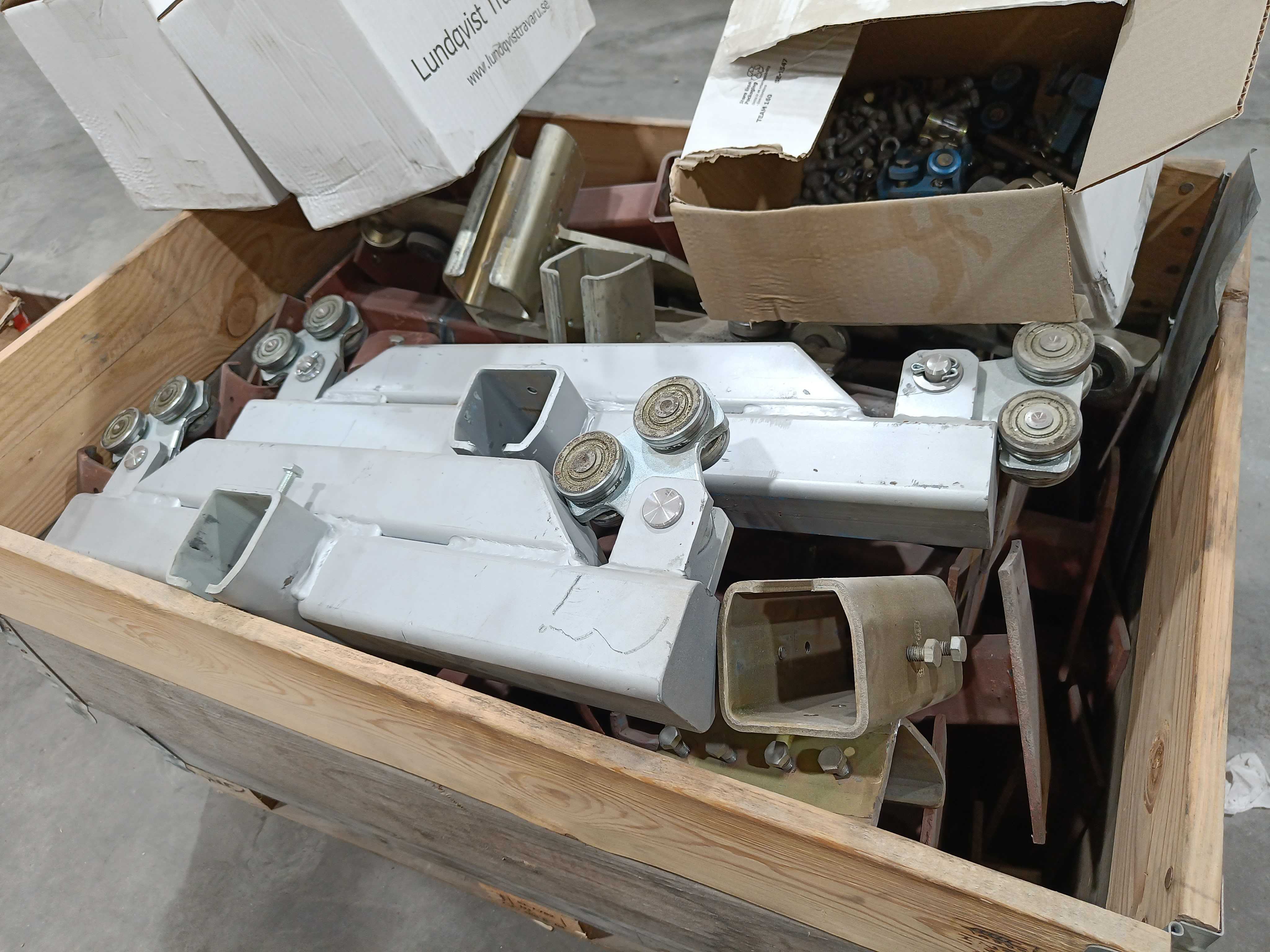 3 pallets with traverse motors and accessories - PS Auction - We value ...