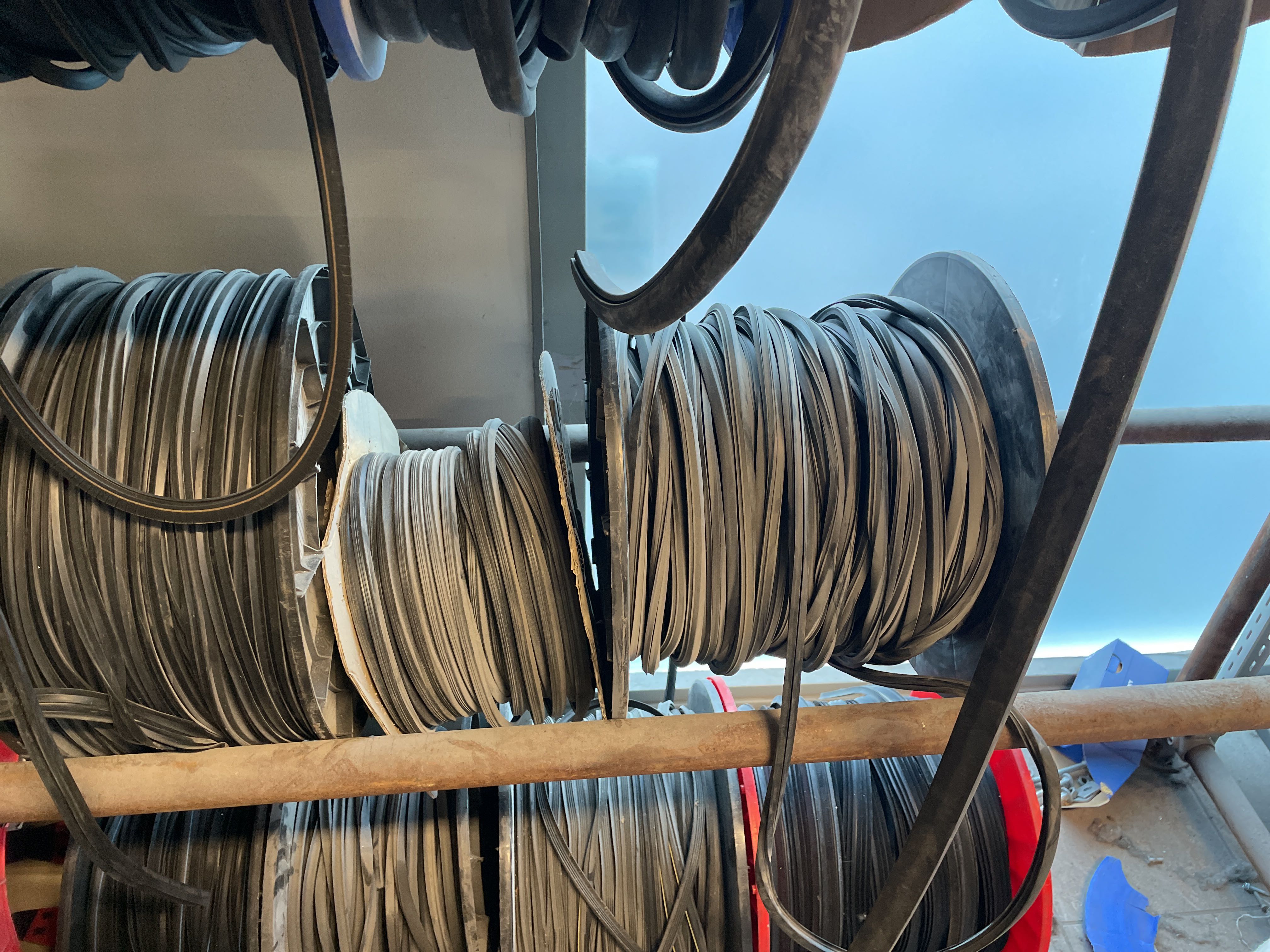 Scaffolding for cable reels and various rubber strips - PS Auction - We ...