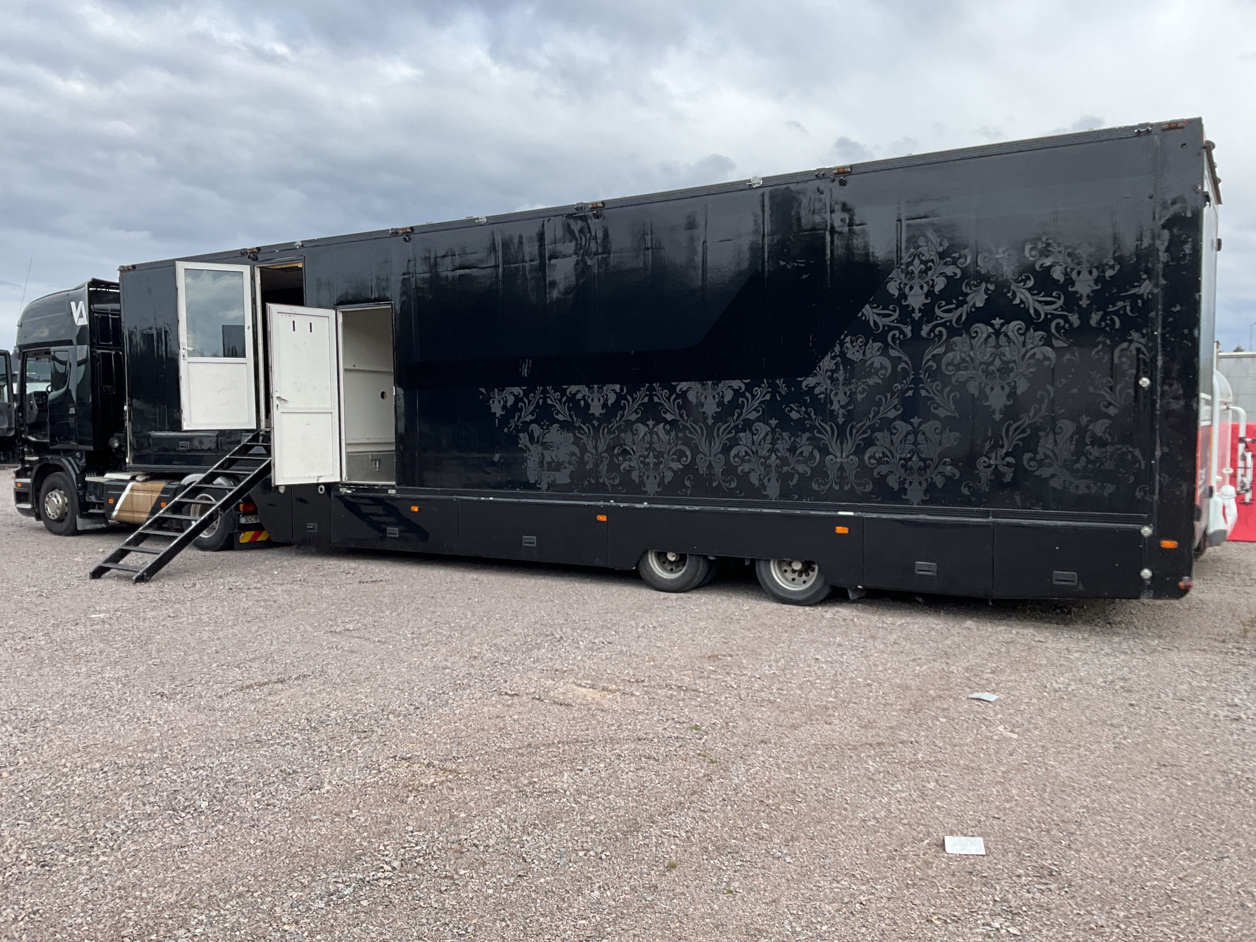 Scania dragbil med VM-trailer för racing - Auktioner online ...