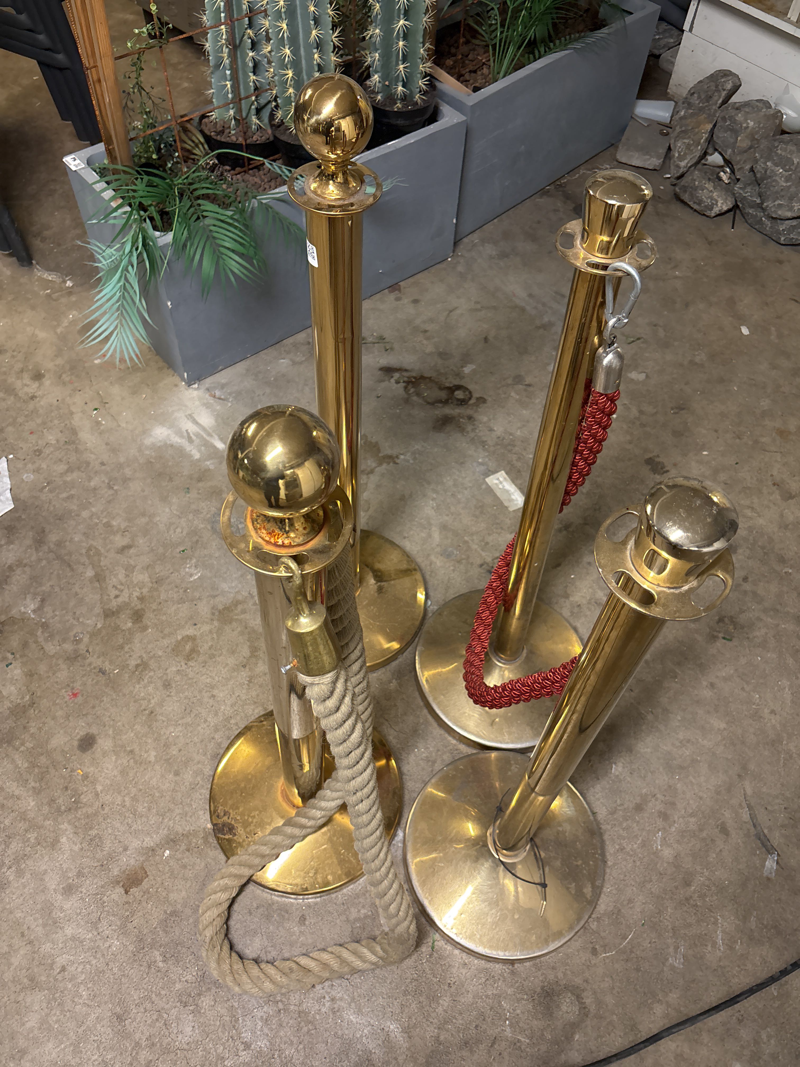 Mässingsfärgade avspärrningsstolpar med rep - Auktioner online ...