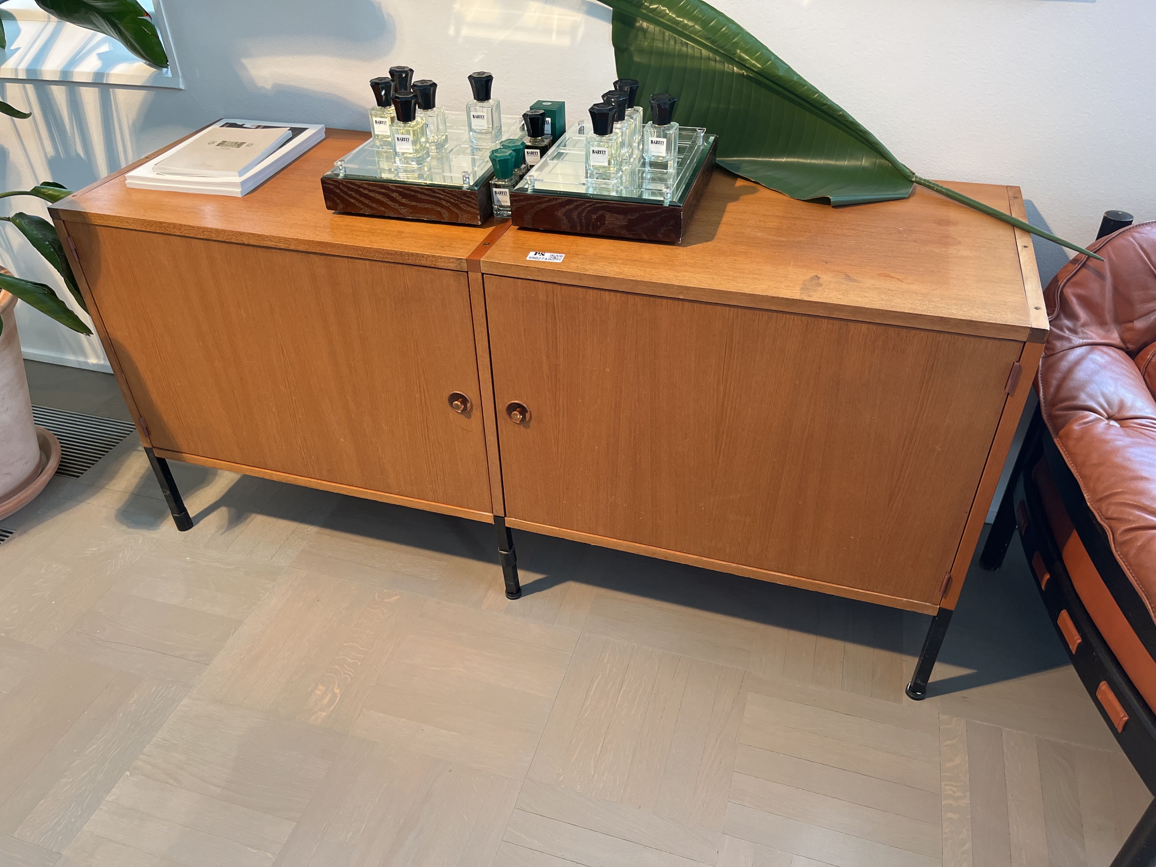 Skåp samt skinnfåtölj - Auktioner online - Nätauktioner ...