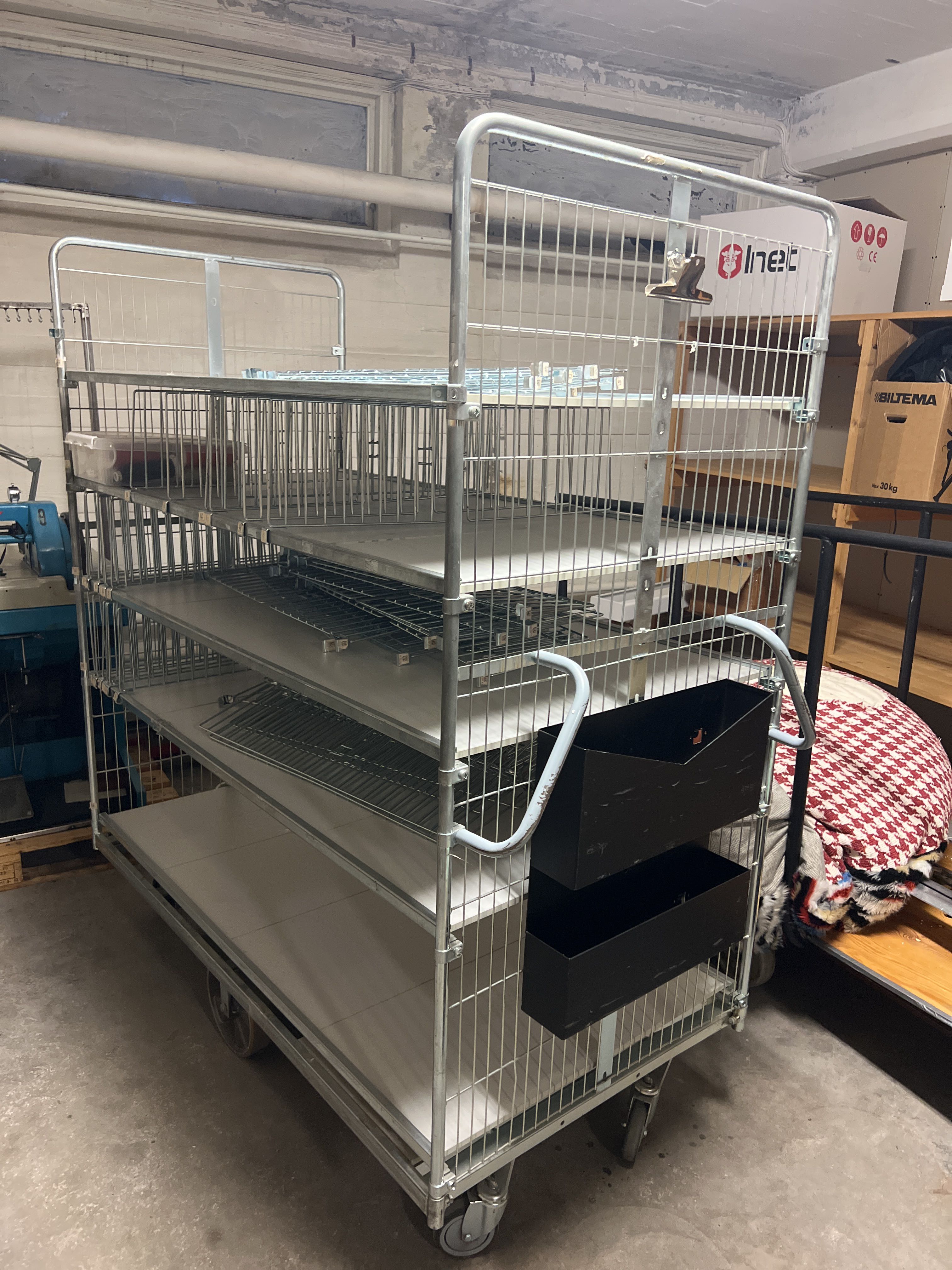 Carts, Cabling, Boxes & miscellaneous - PS Auction - We value the ...