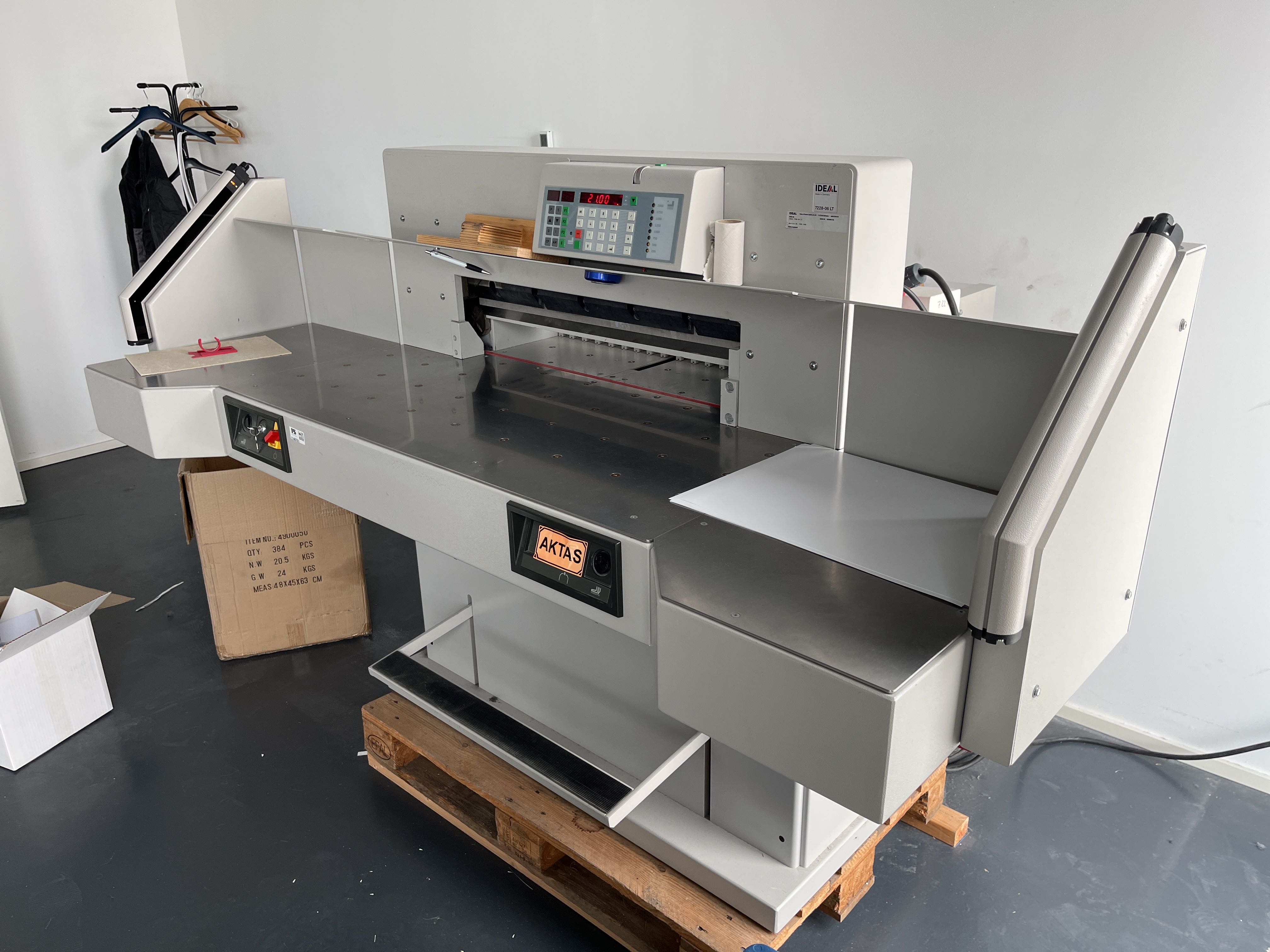 Ideal 7228-06 LT Pappersgiljotin - Auktioner online - Nätauktioner ...