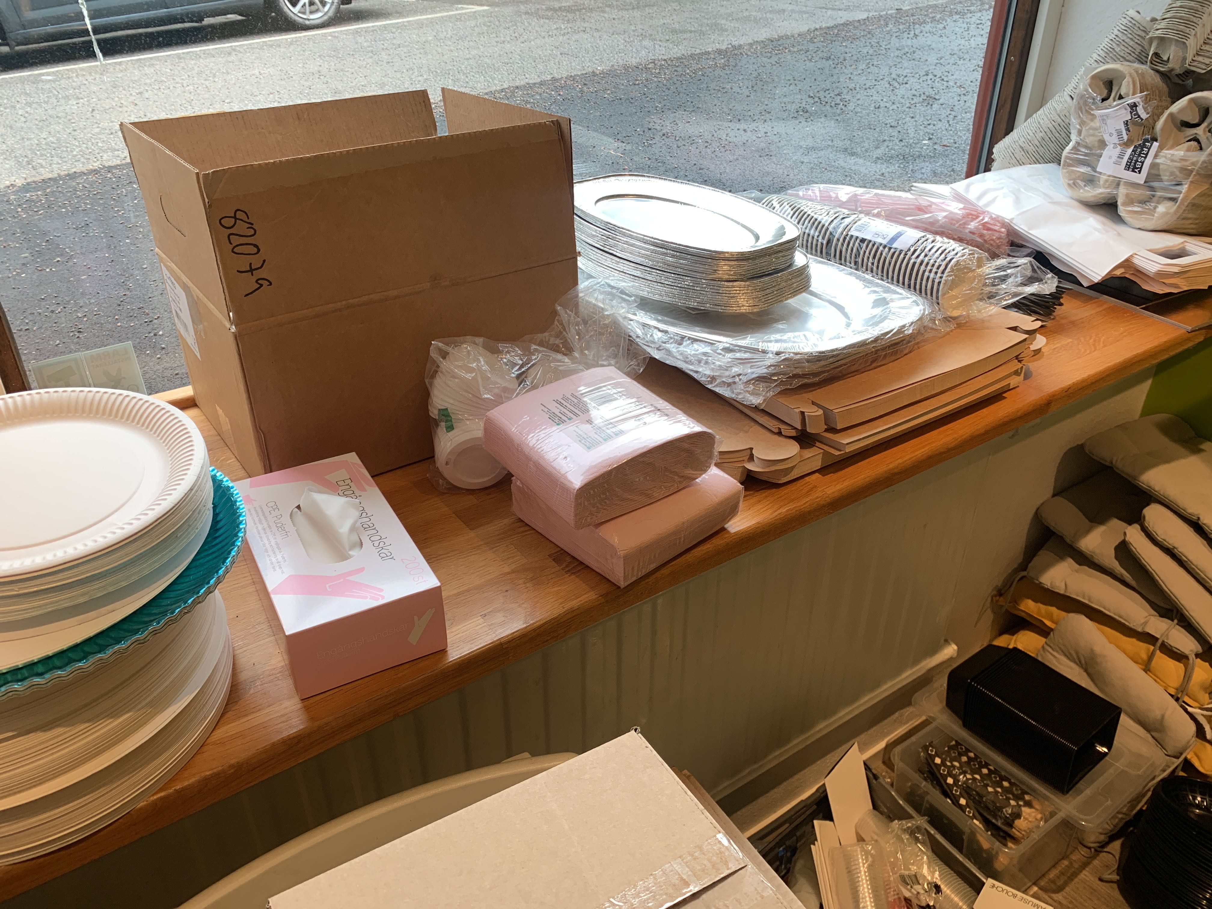 Disposable items with shelf and chairs - PS Auction - We value the ...