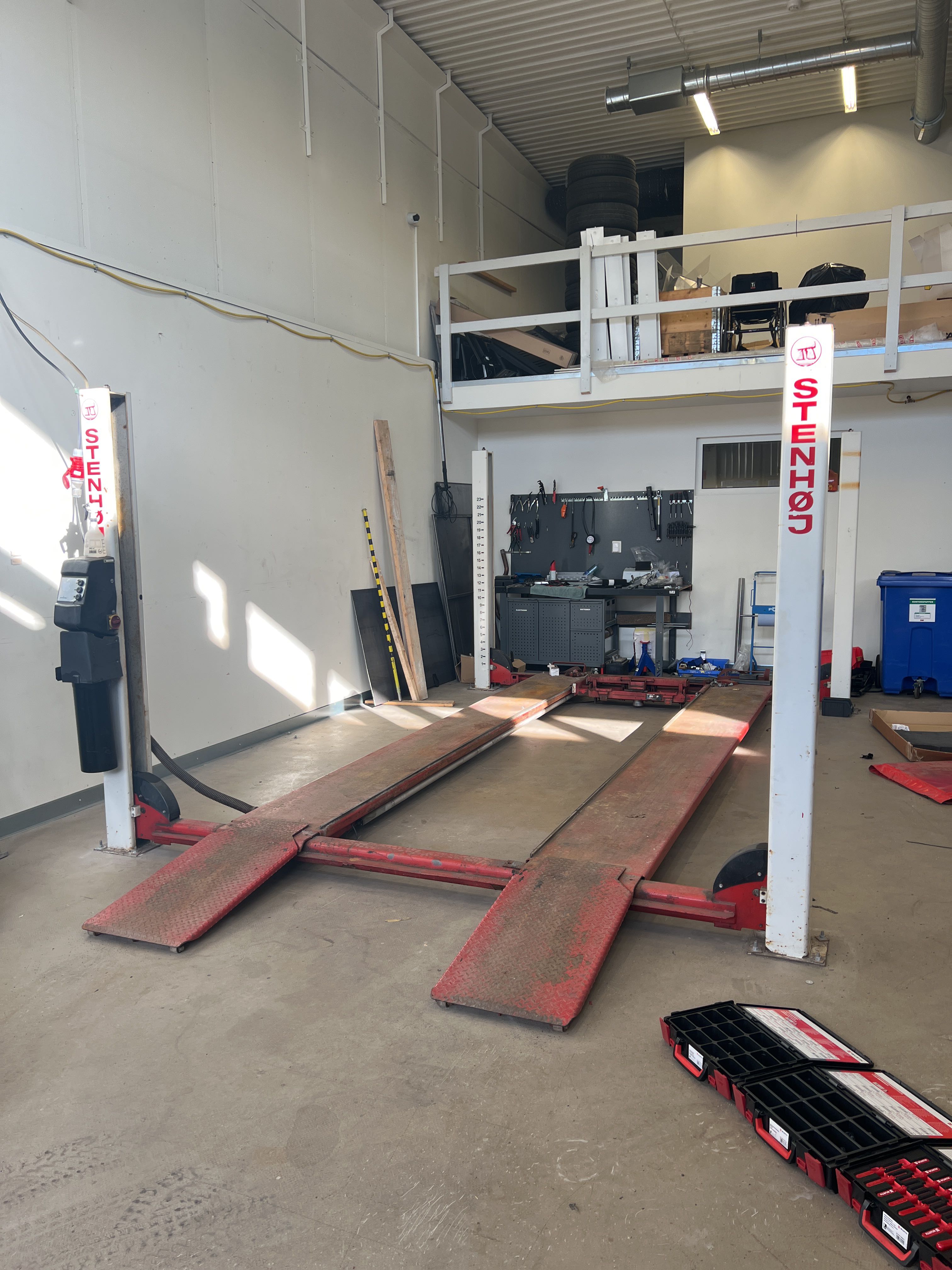 4-pillar lift from Stenhöj, 4000kg -2009 - PS Auction - We value the ...