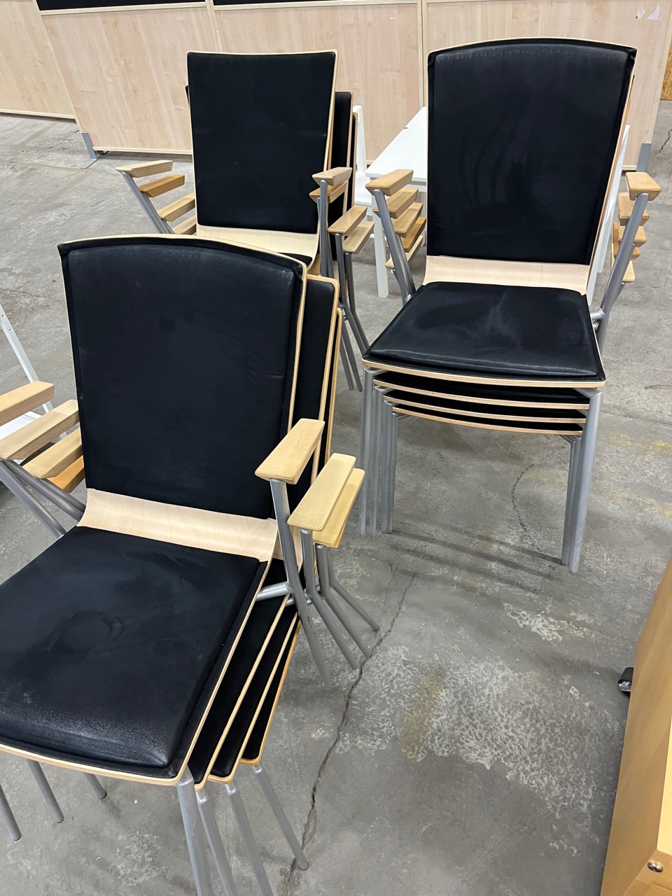 Stapelbara stolar Mod Art Design - Auktioner online - Nätauktioner ...