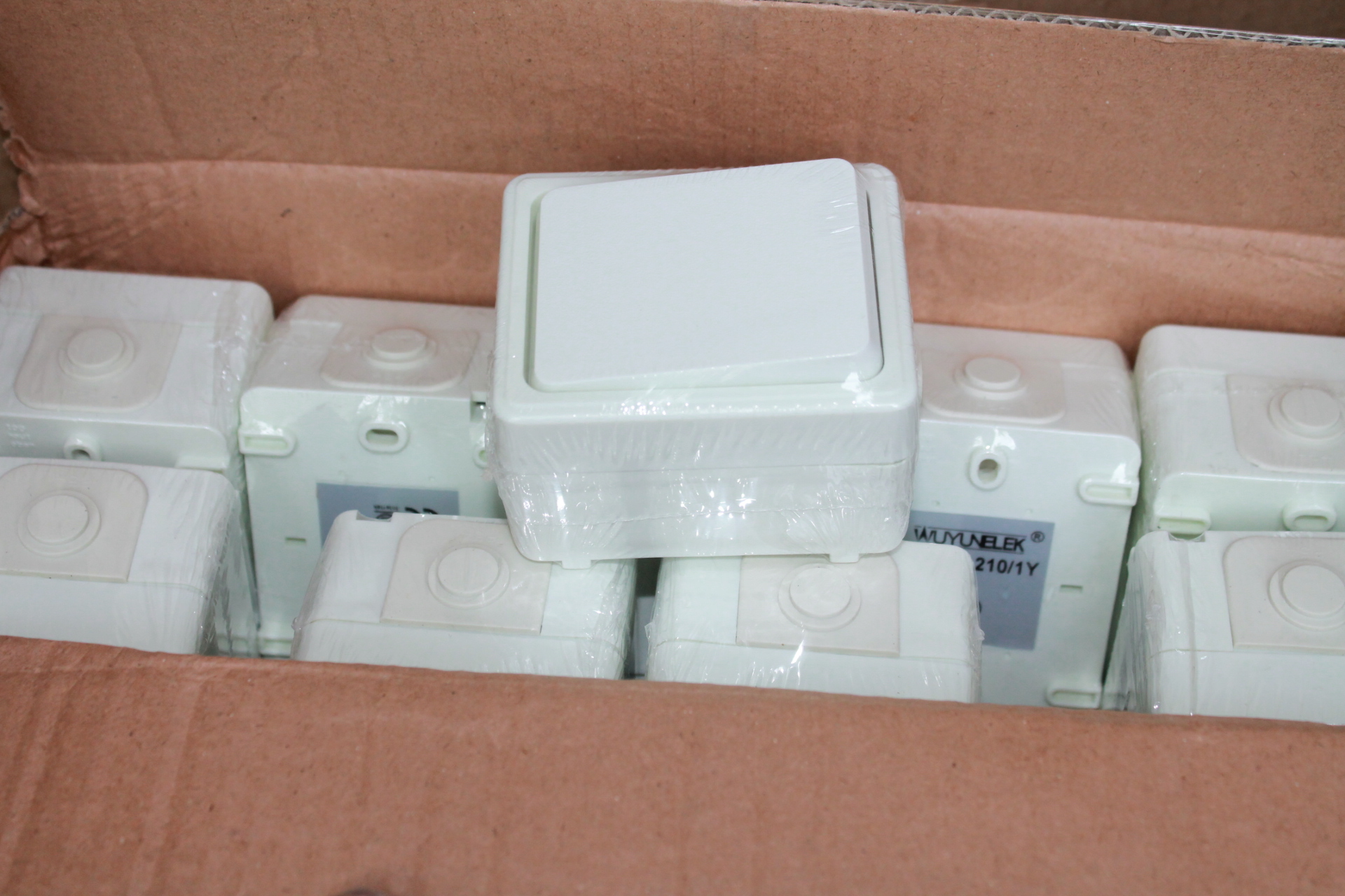 100 pcs Switch IP54 - PS Auction - We value the future - Largest in net ...