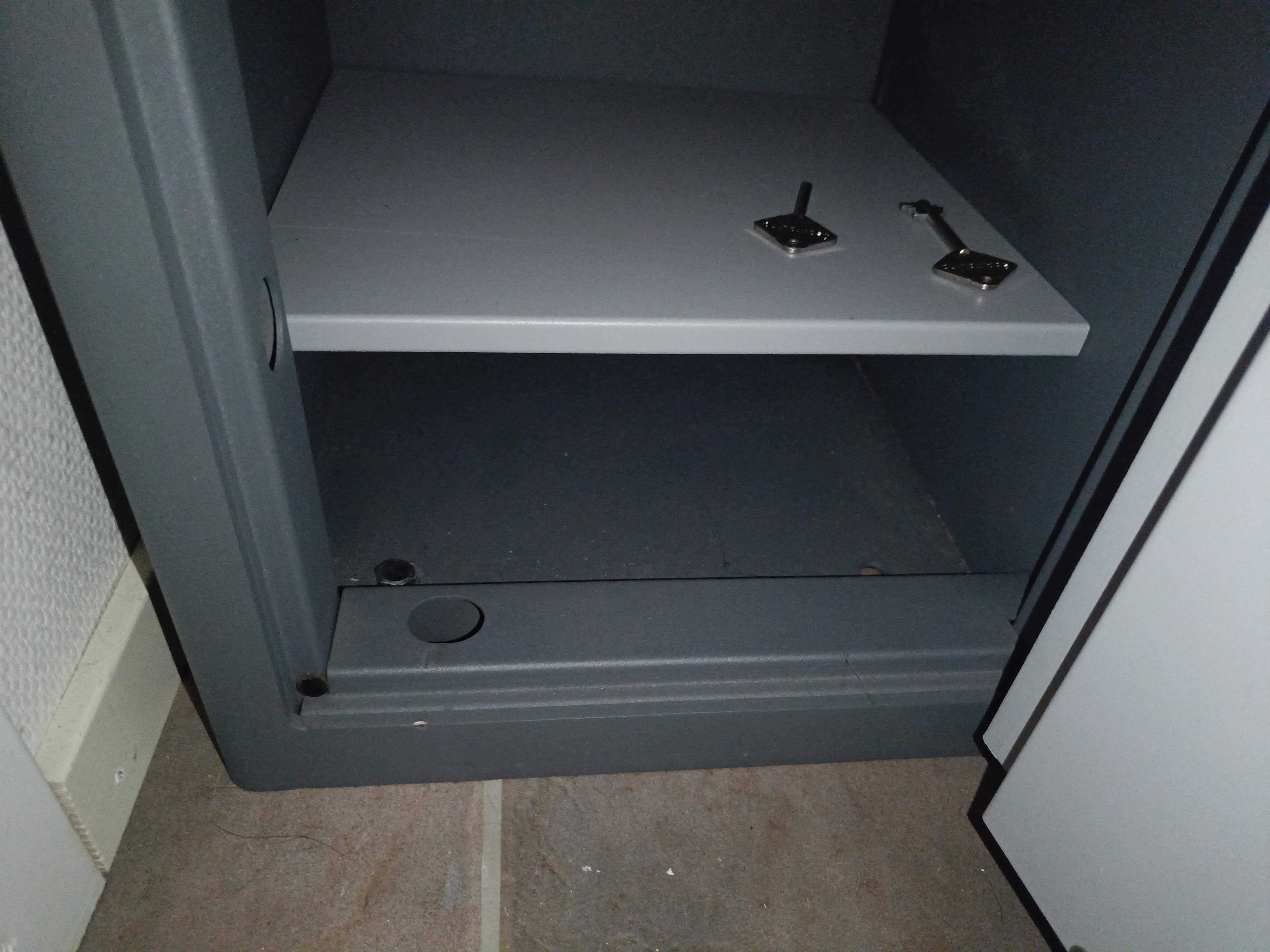 Safe with deposit compartment & key lock - Secureline - PS Auction - We ...