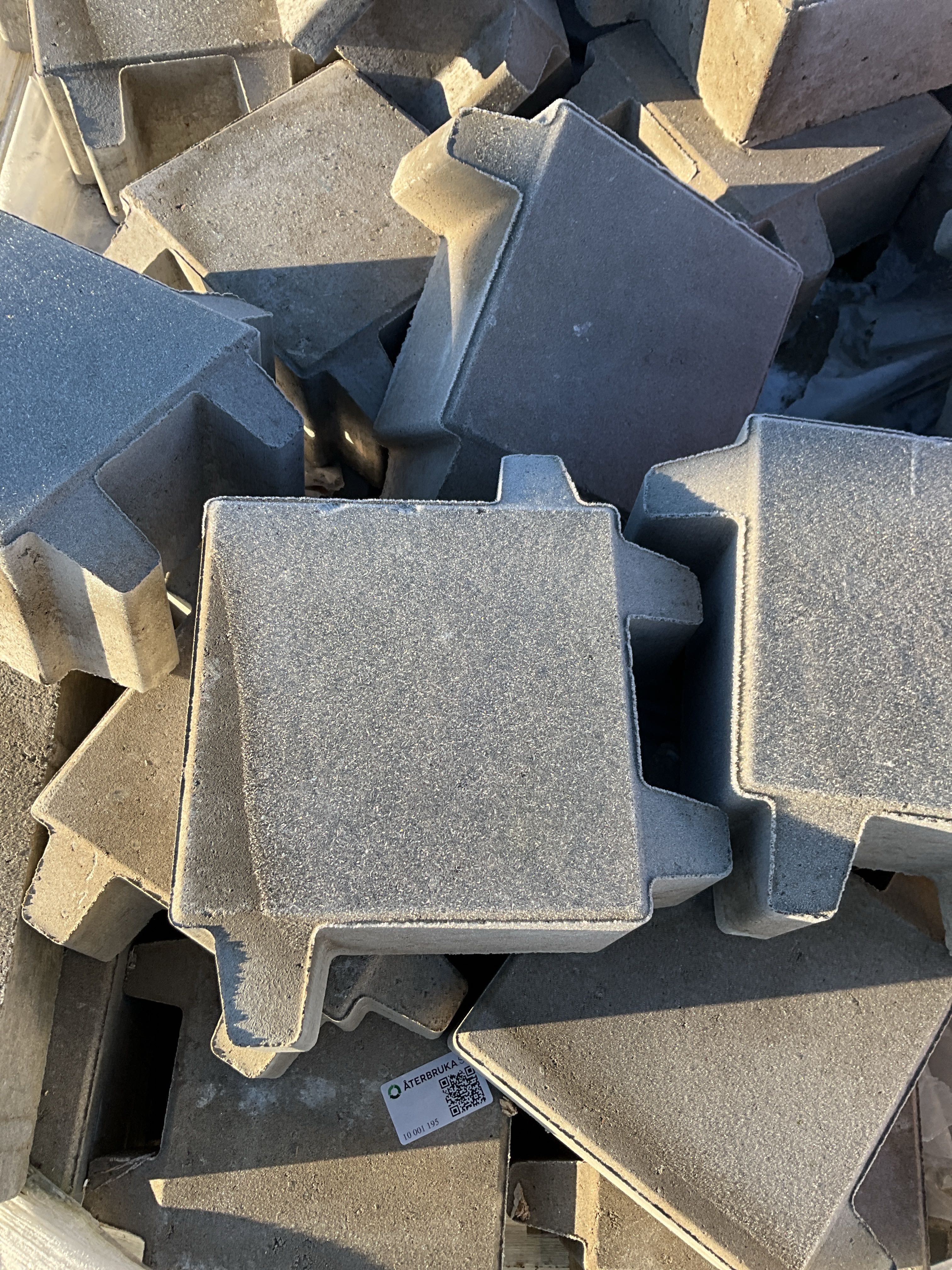 Stool with Natural Grey Grasshopper 100 mm - PS Auction - We value the ...