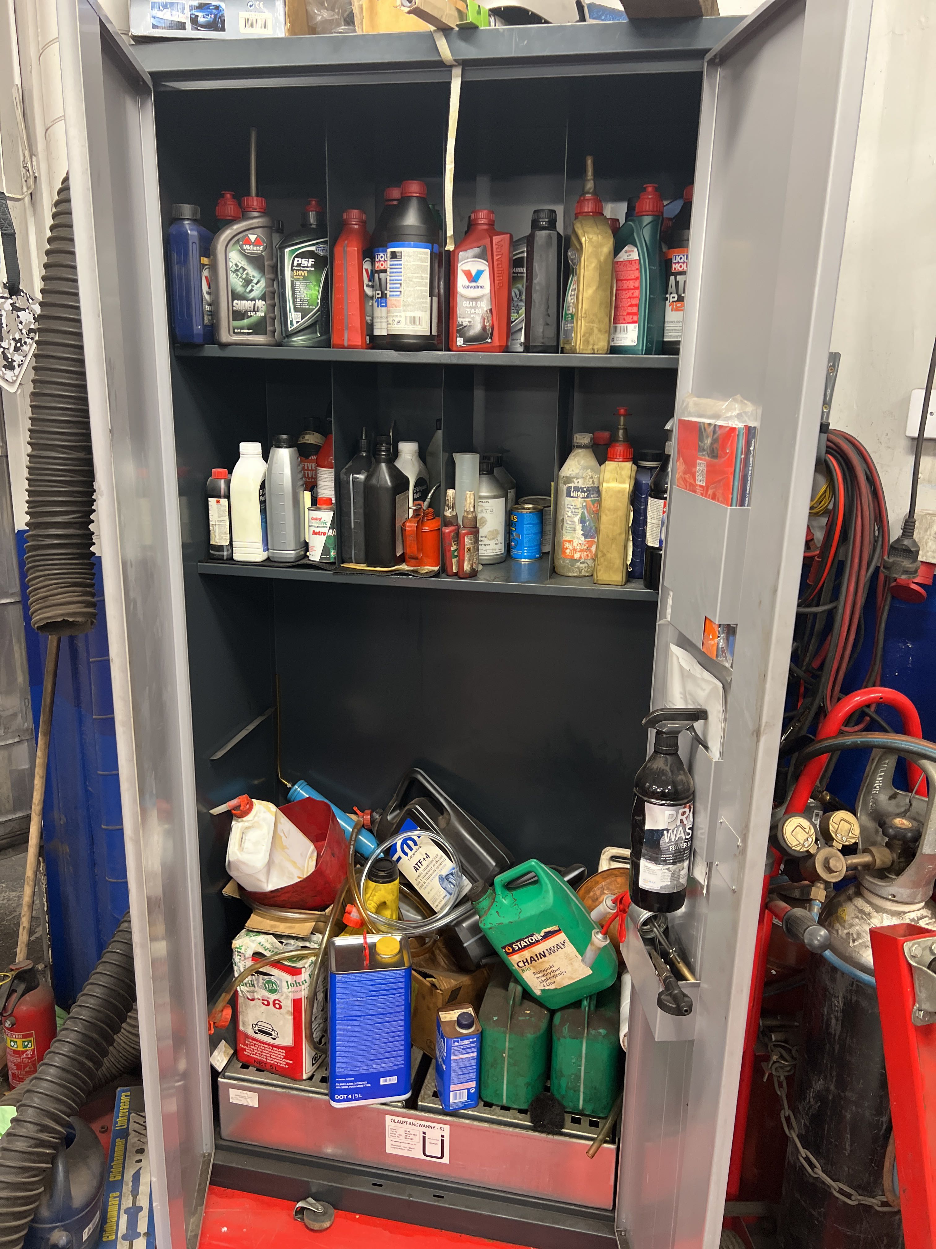 Chemical cabinet with spills - PS Auction - We value the future ...